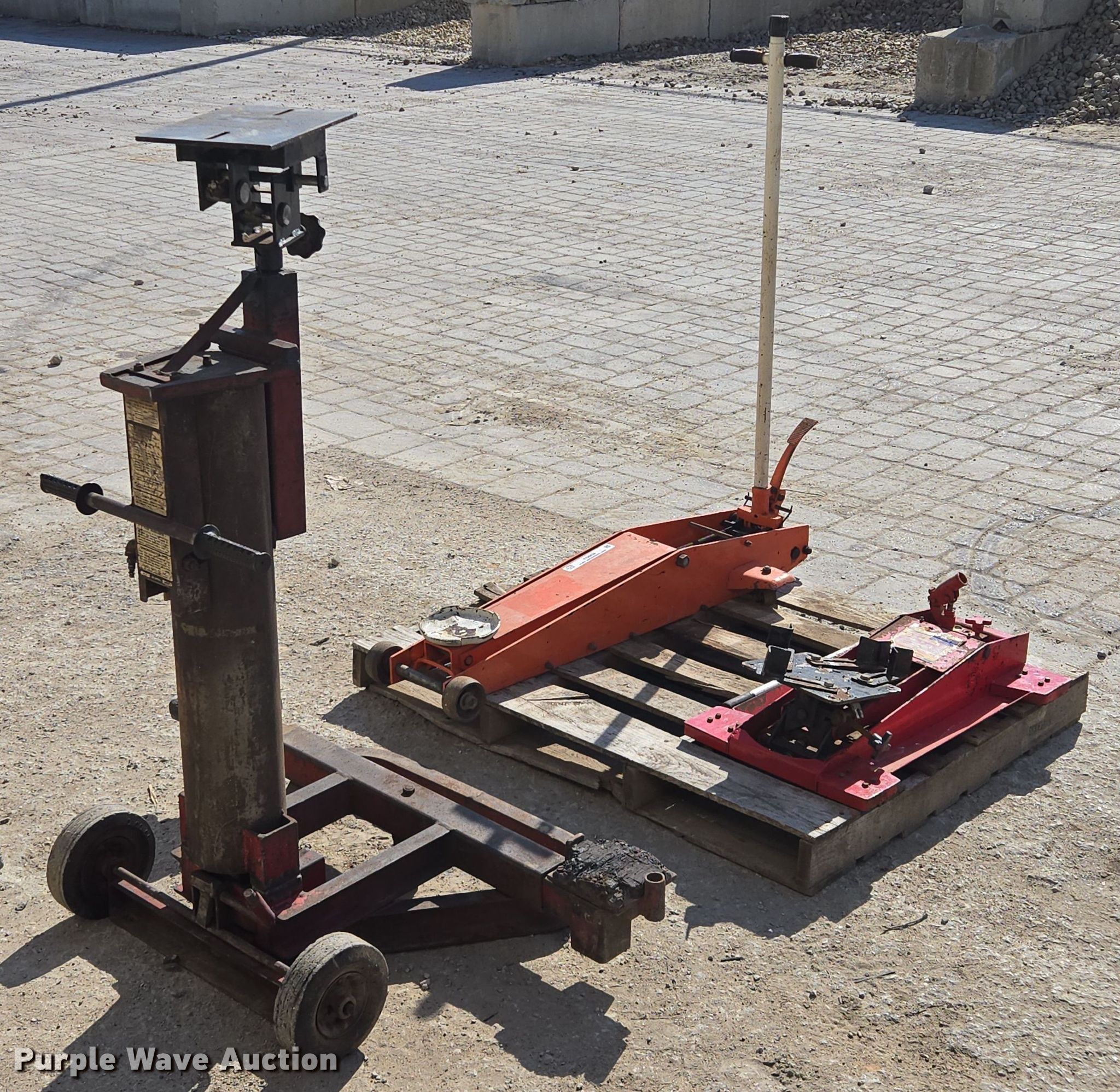 (3) jacks in Claycomo, MO | Item EQ6838 sold | Purple Wave