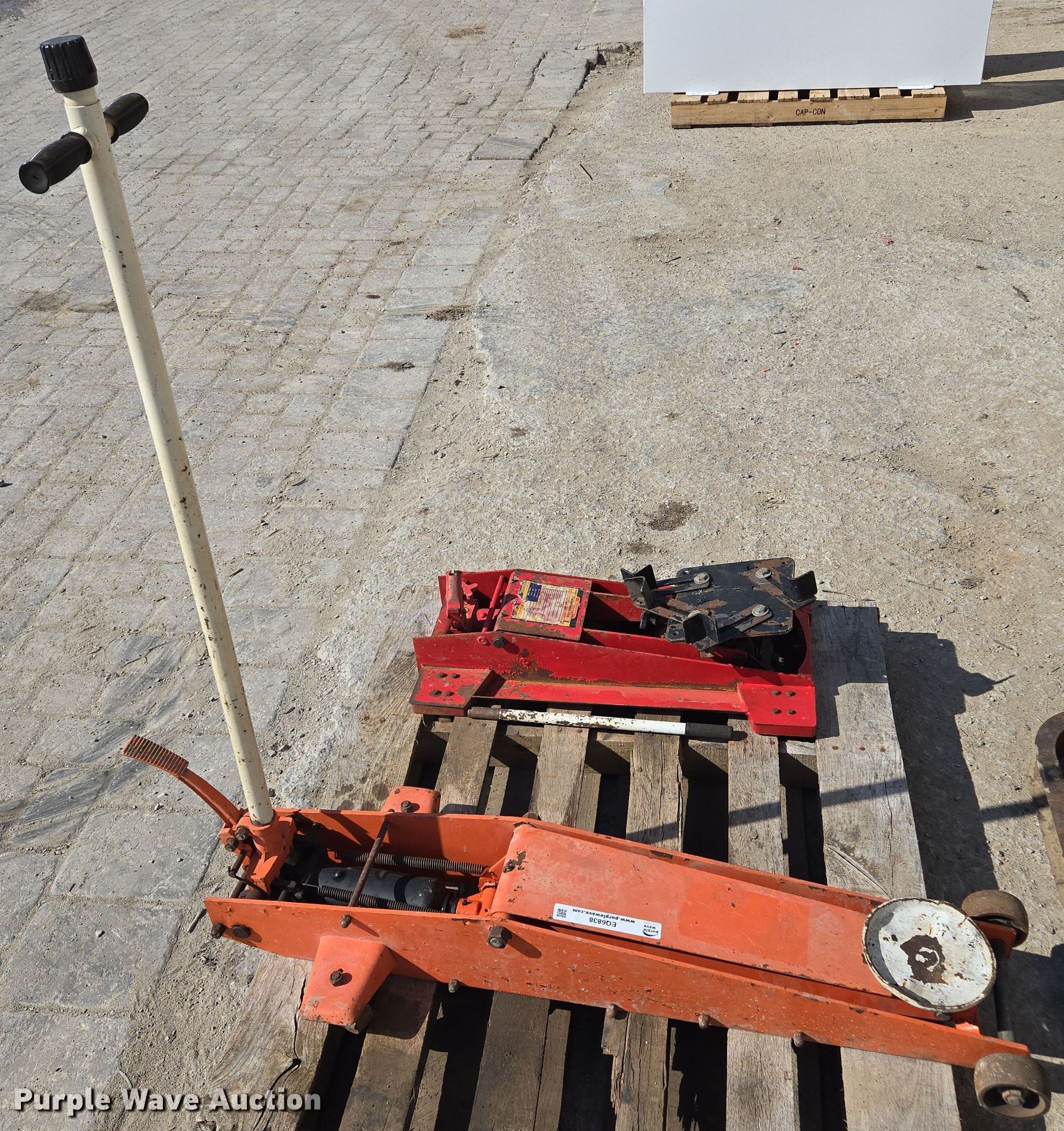 (3) jacks in Claycomo, MO | Item EQ6838 sold | Purple Wave