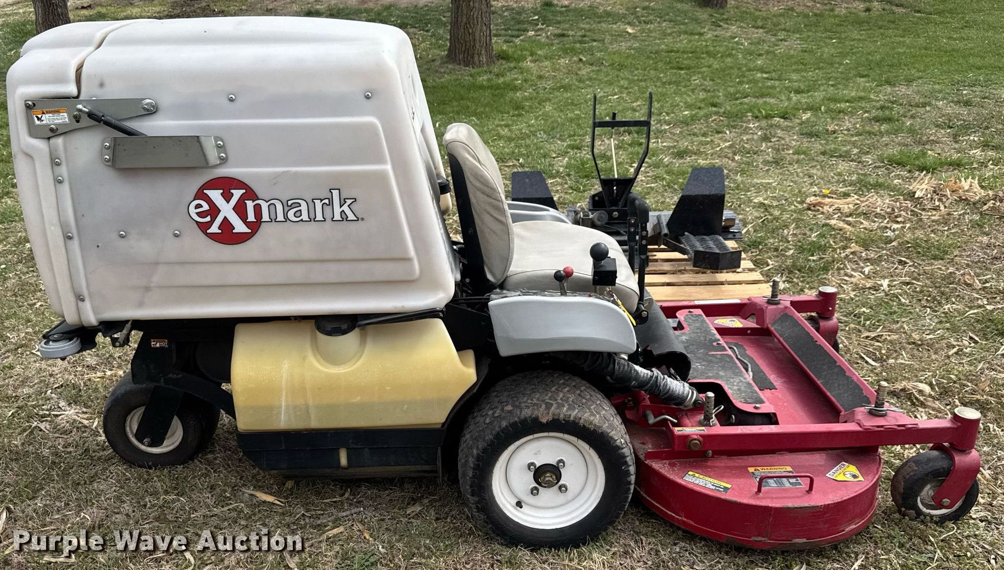 2005 Exmark Navigator NAV20KC ZTR lawn mower in Sedgwick, KS | Item ...