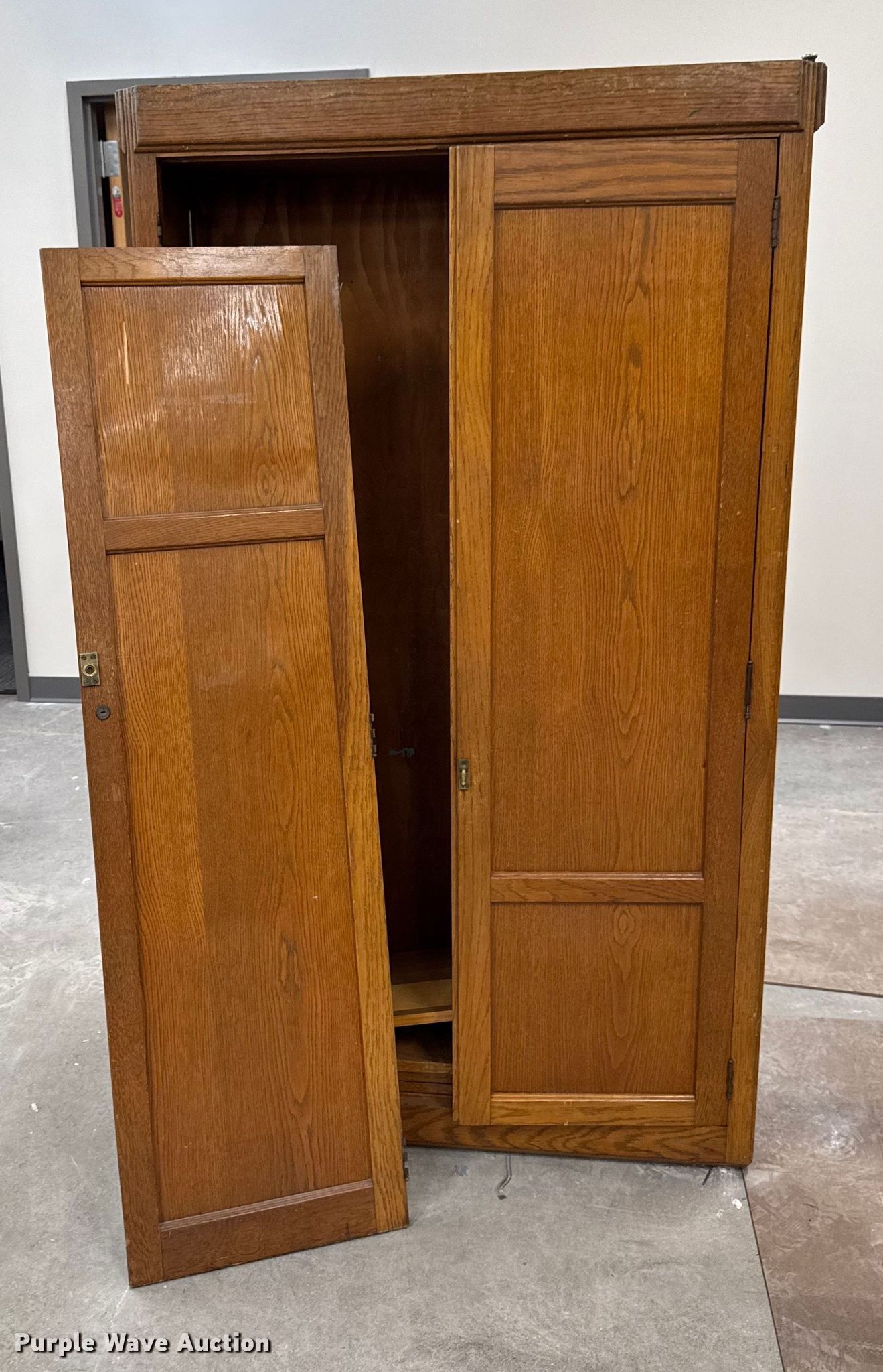 Cabinet in Des Moines, IA | Item EM3513 for sale | Purple Wave