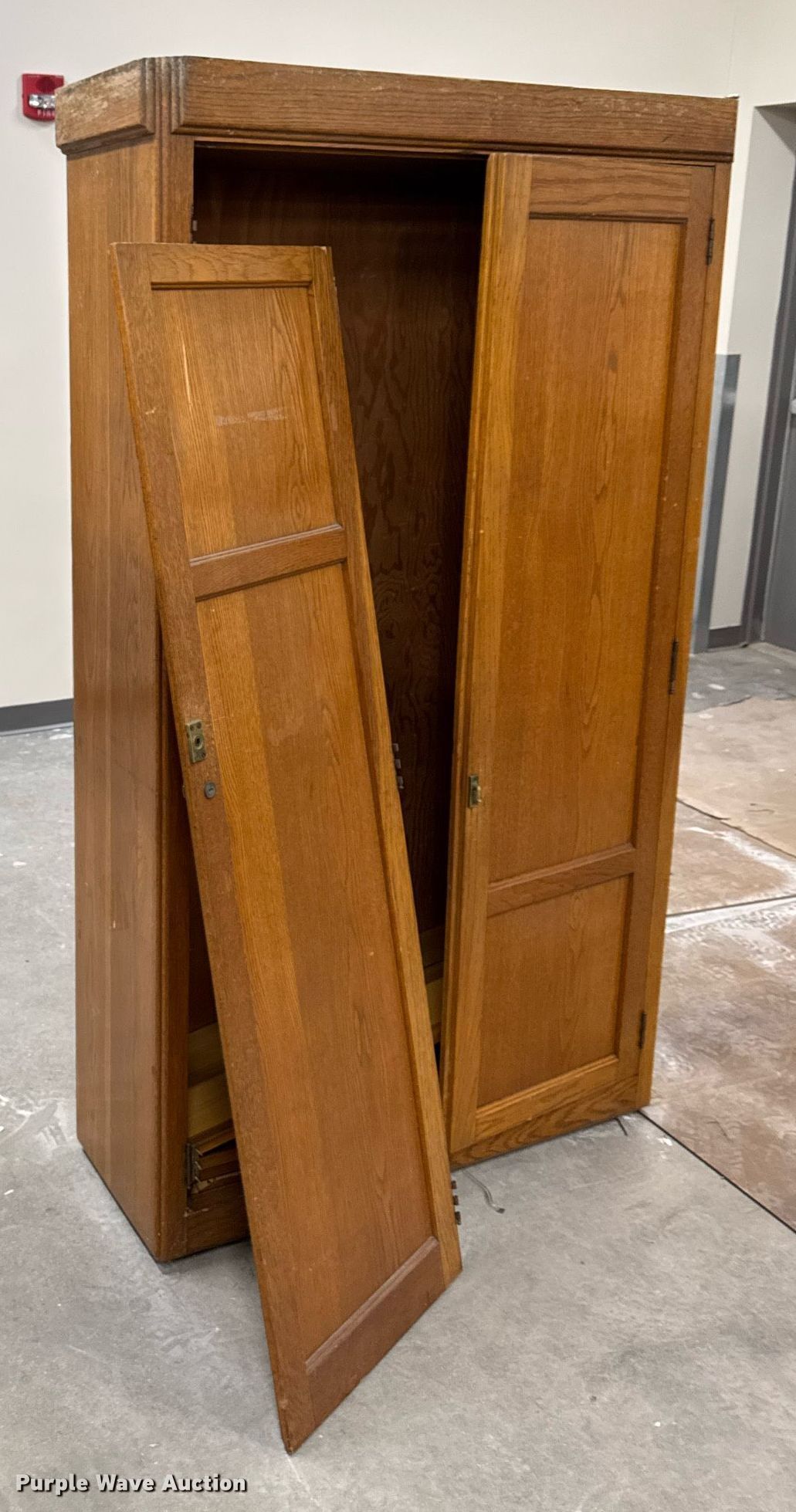 Cabinet in Des Moines, IA | Item EM3513 for sale | Purple Wave