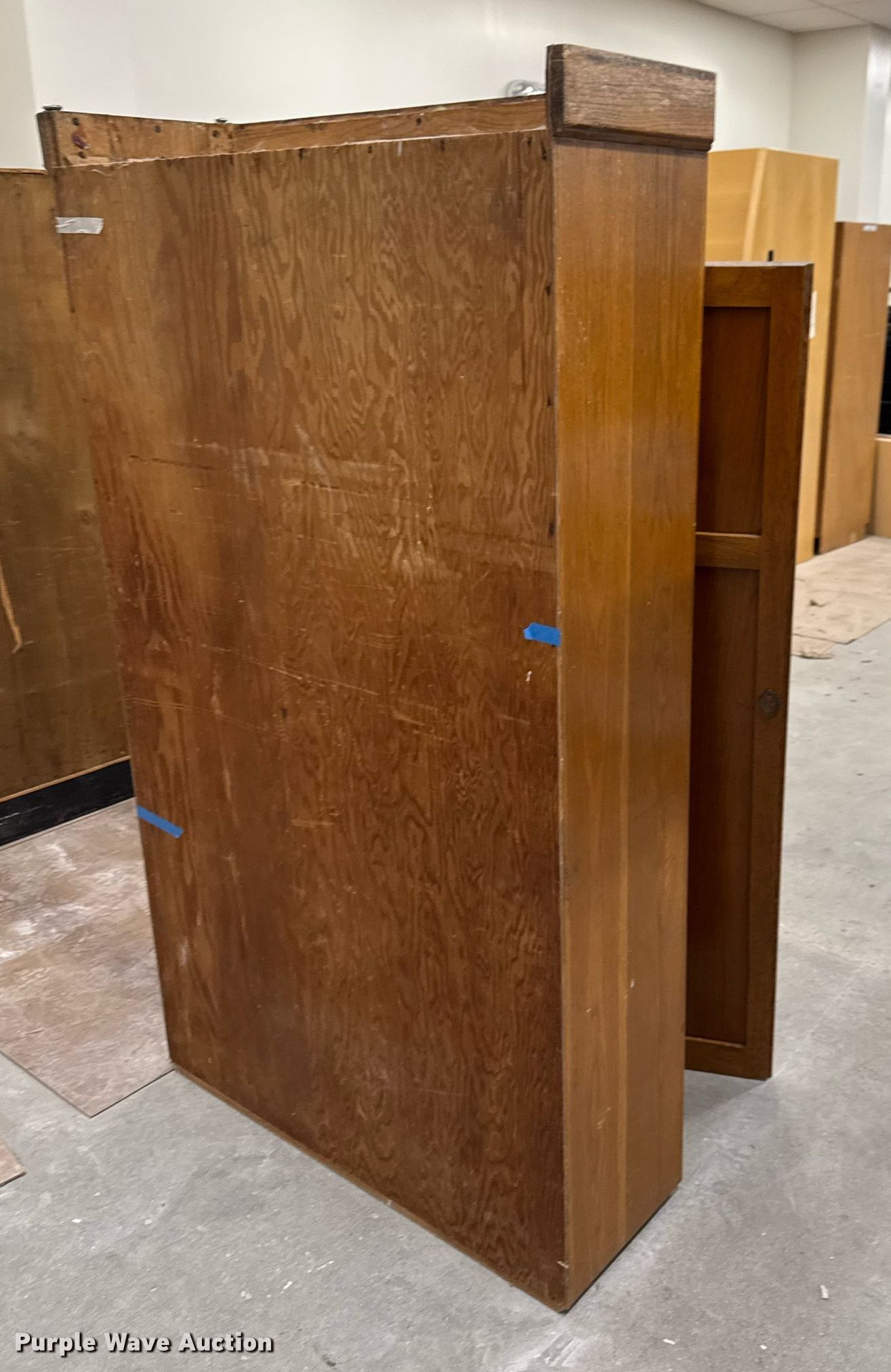 Cabinet in Des Moines, IA | Item EM3513 for sale | Purple Wave