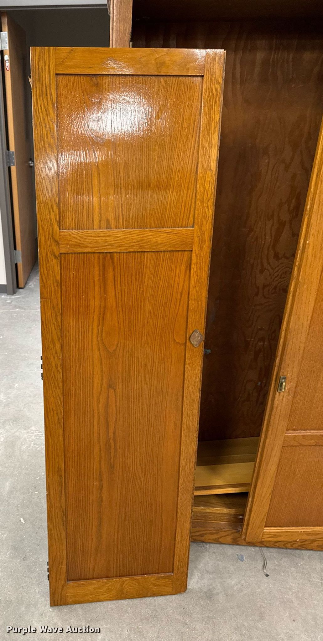 Cabinet in Des Moines, IA | Item EM3513 for sale | Purple Wave