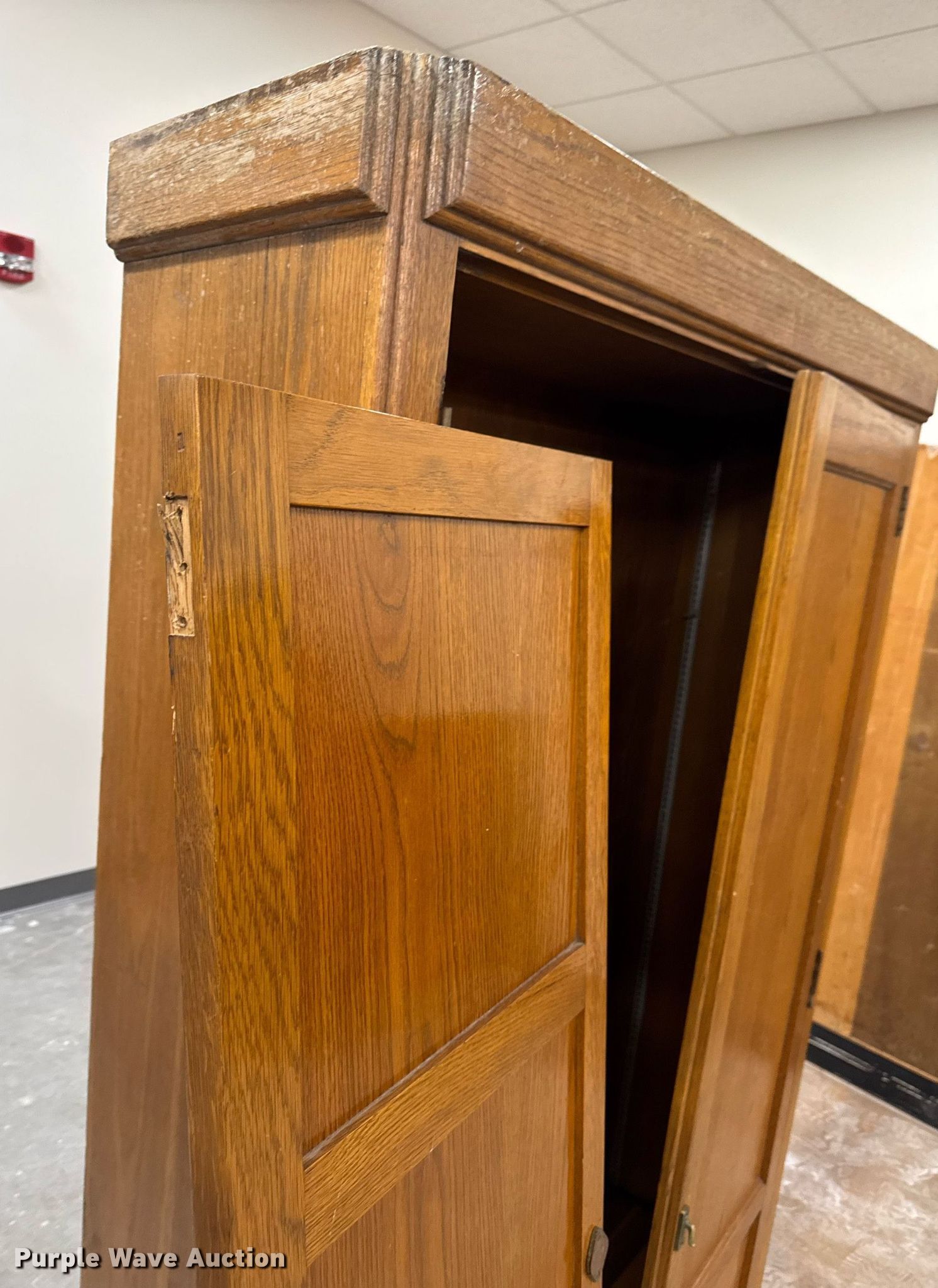 Cabinet in Des Moines, IA | Item EM3513 for sale | Purple Wave