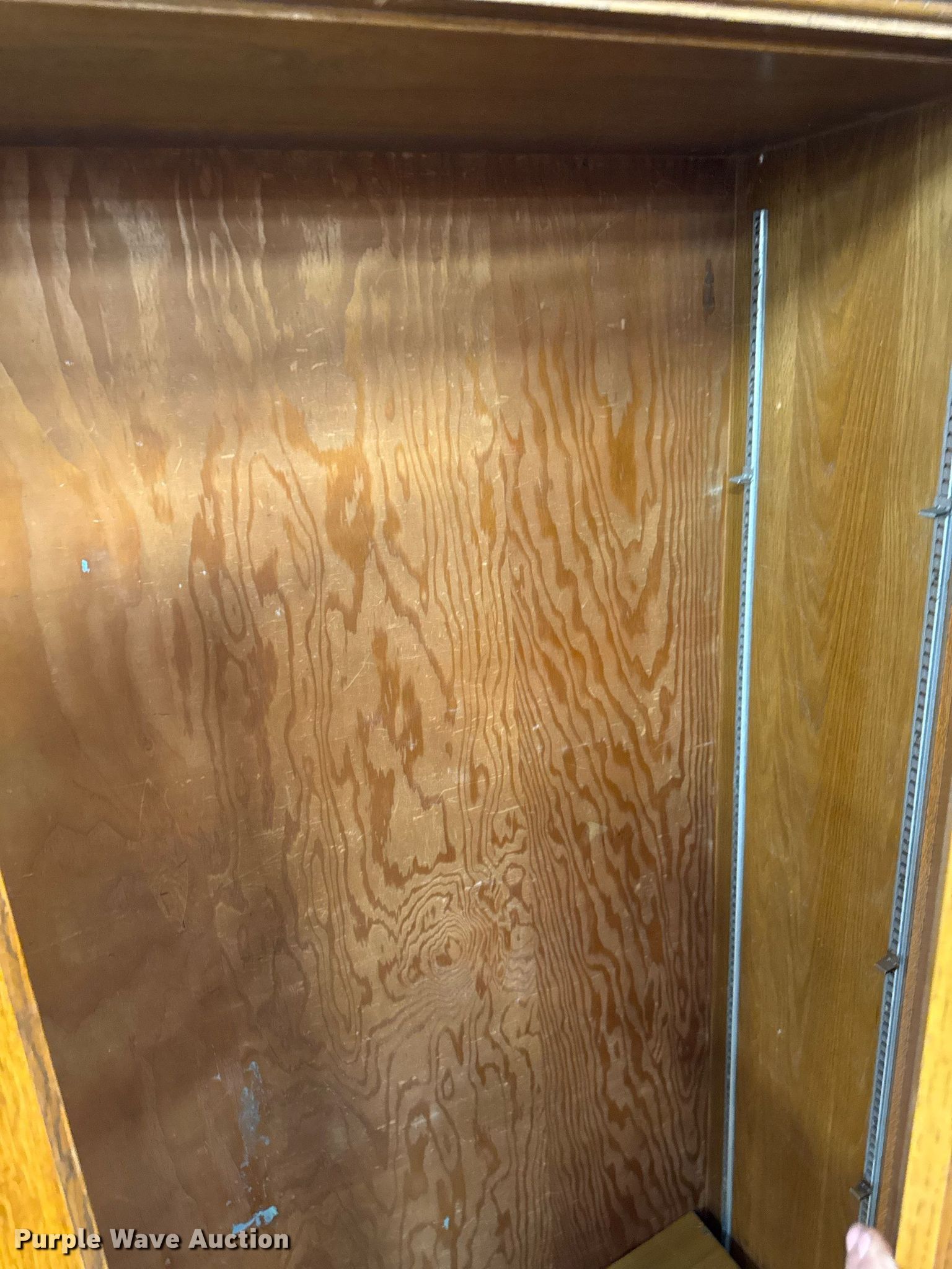 Cabinet in Des Moines, IA | Item EM3513 for sale | Purple Wave