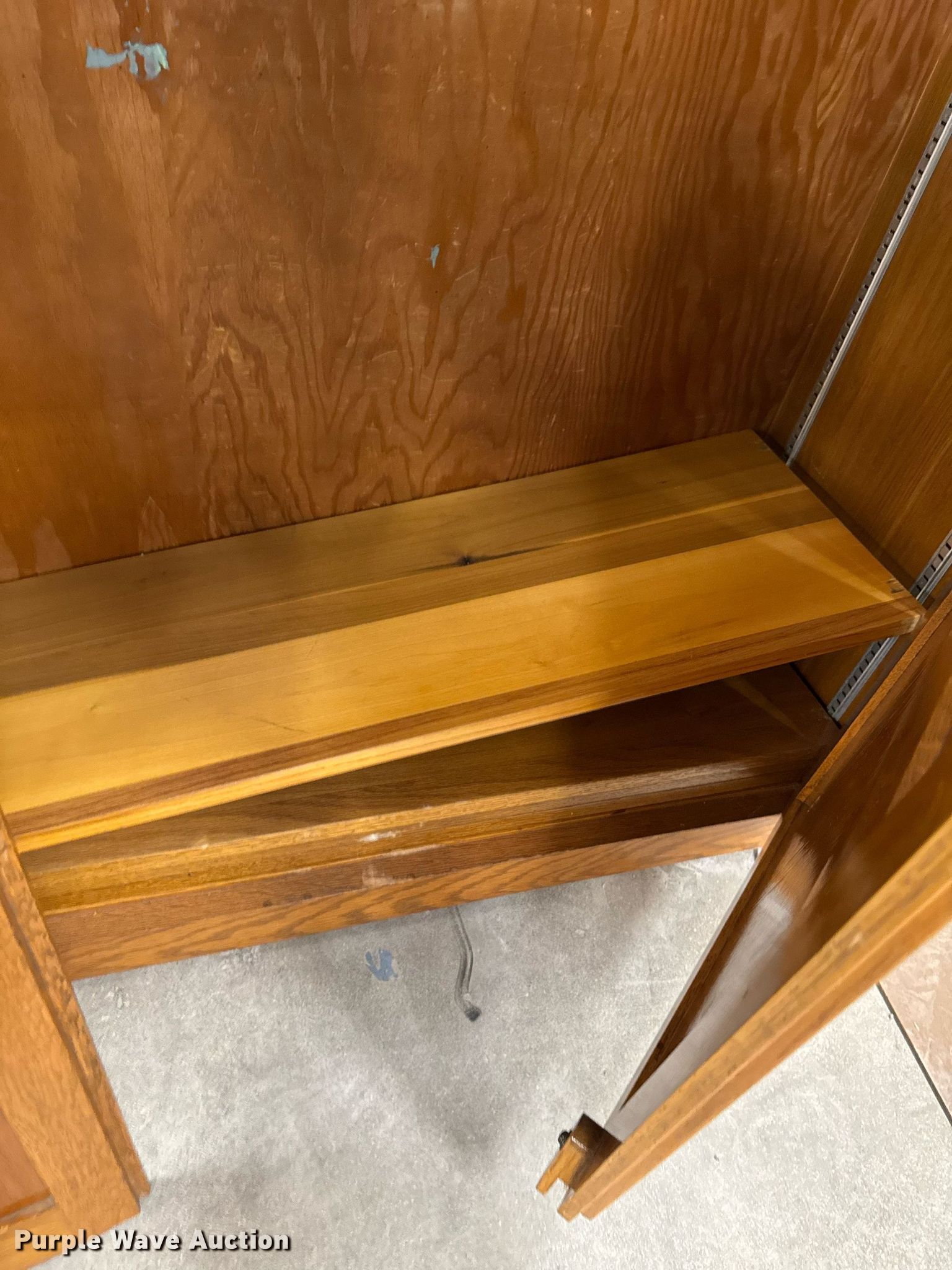 Cabinet in Des Moines, IA | Item EM3513 for sale | Purple Wave