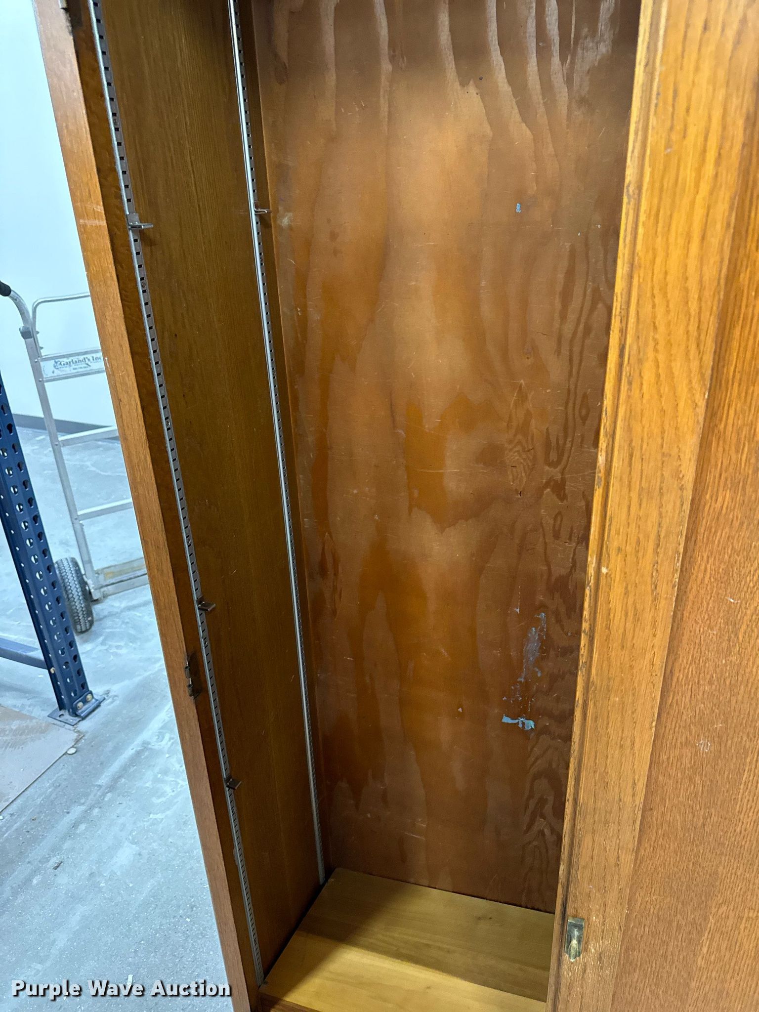 Cabinet in Des Moines, IA | Item EM3513 for sale | Purple Wave