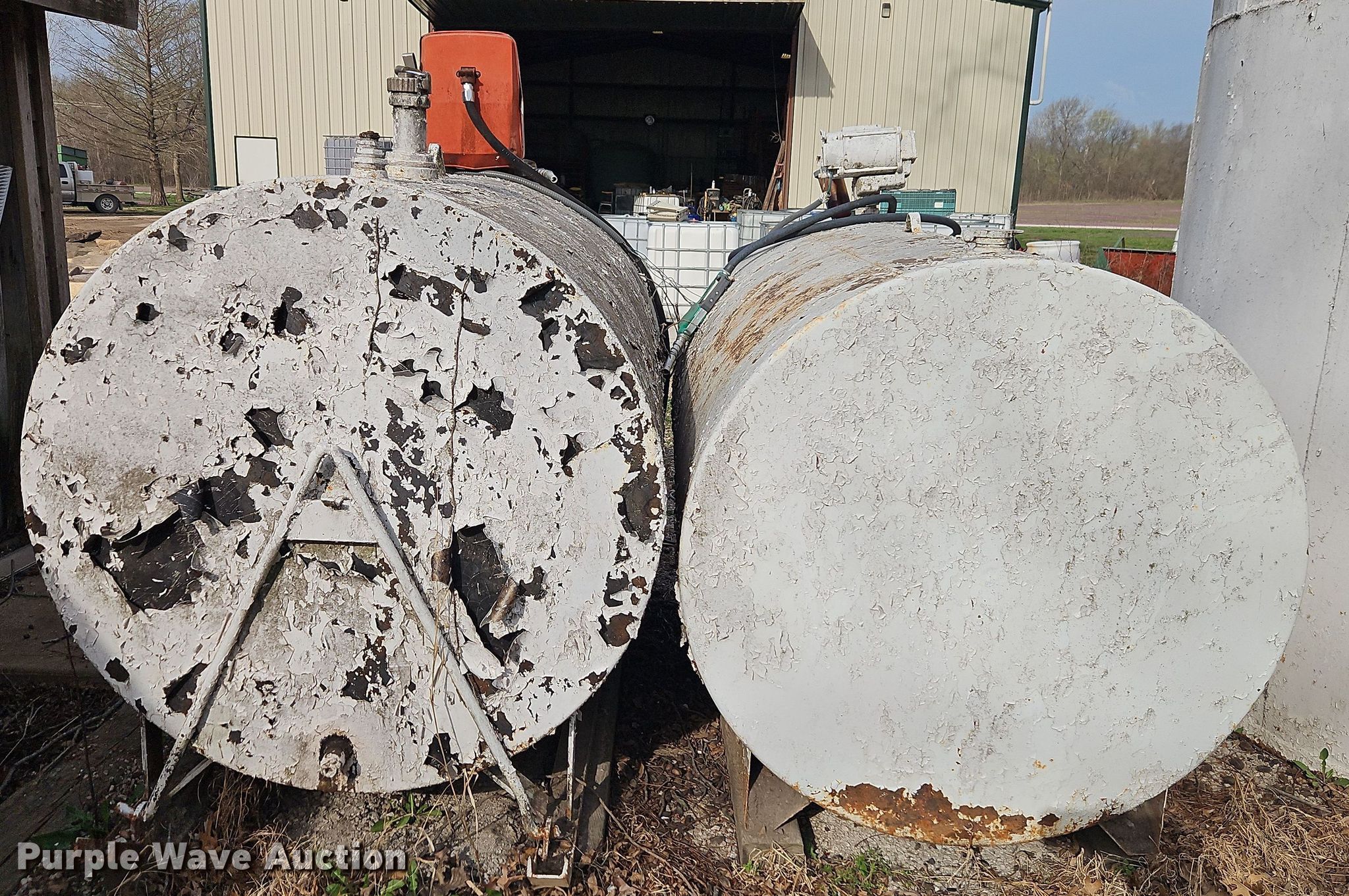 (2) fuel tanks in Butler, MO | Item DT7670 for sale | Purple Wave