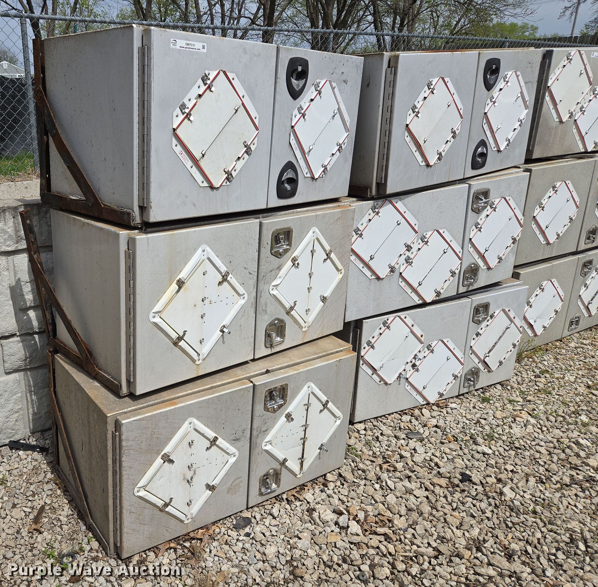 (6) toolboxes in Grain Valley, MO | Item EM7010 sold | Purple Wave