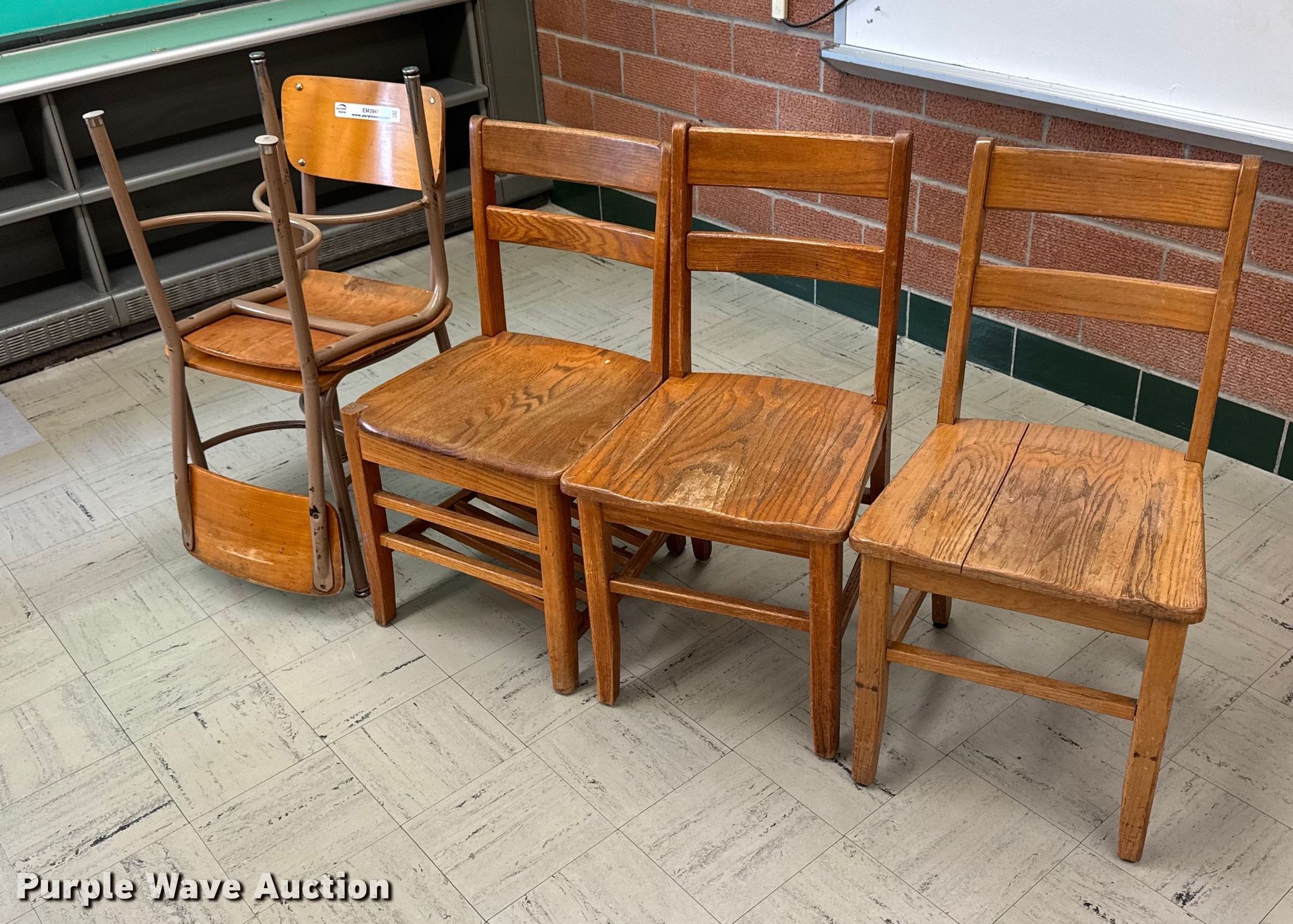 (5) chairs in Anita, IA | Item EM3941 sold | Purple Wave