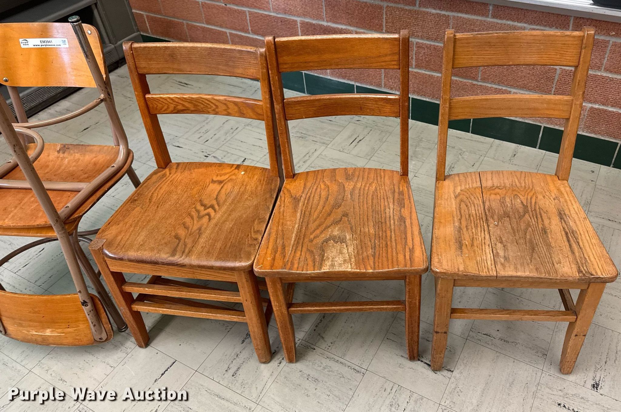 (5) chairs in Anita, IA | Item EM3941 for sale | Purple Wave