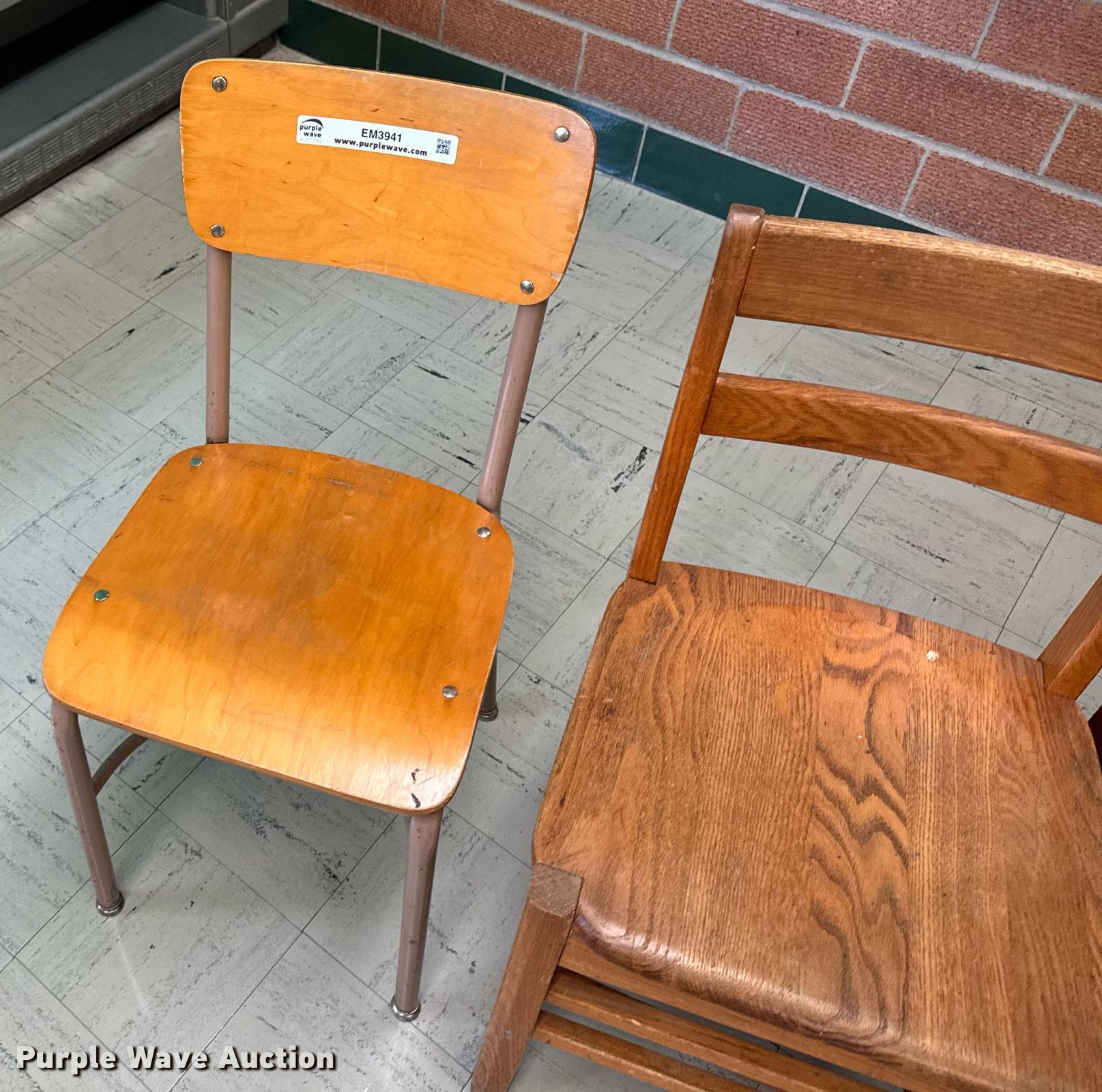 (5) chairs in Anita, IA | Item EM3941 sold | Purple Wave