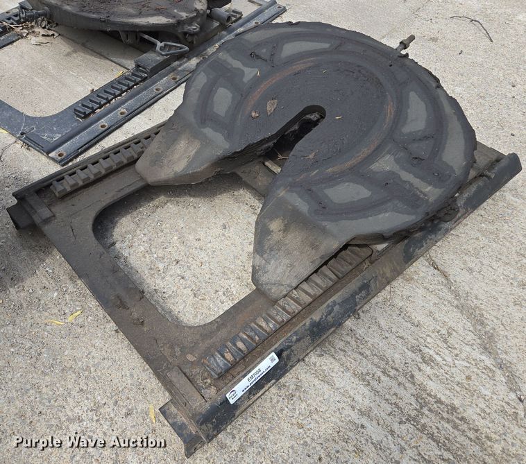 Fifth wheel plate in Kansas City, MO | Item EM7058 sold | Purple Wave
