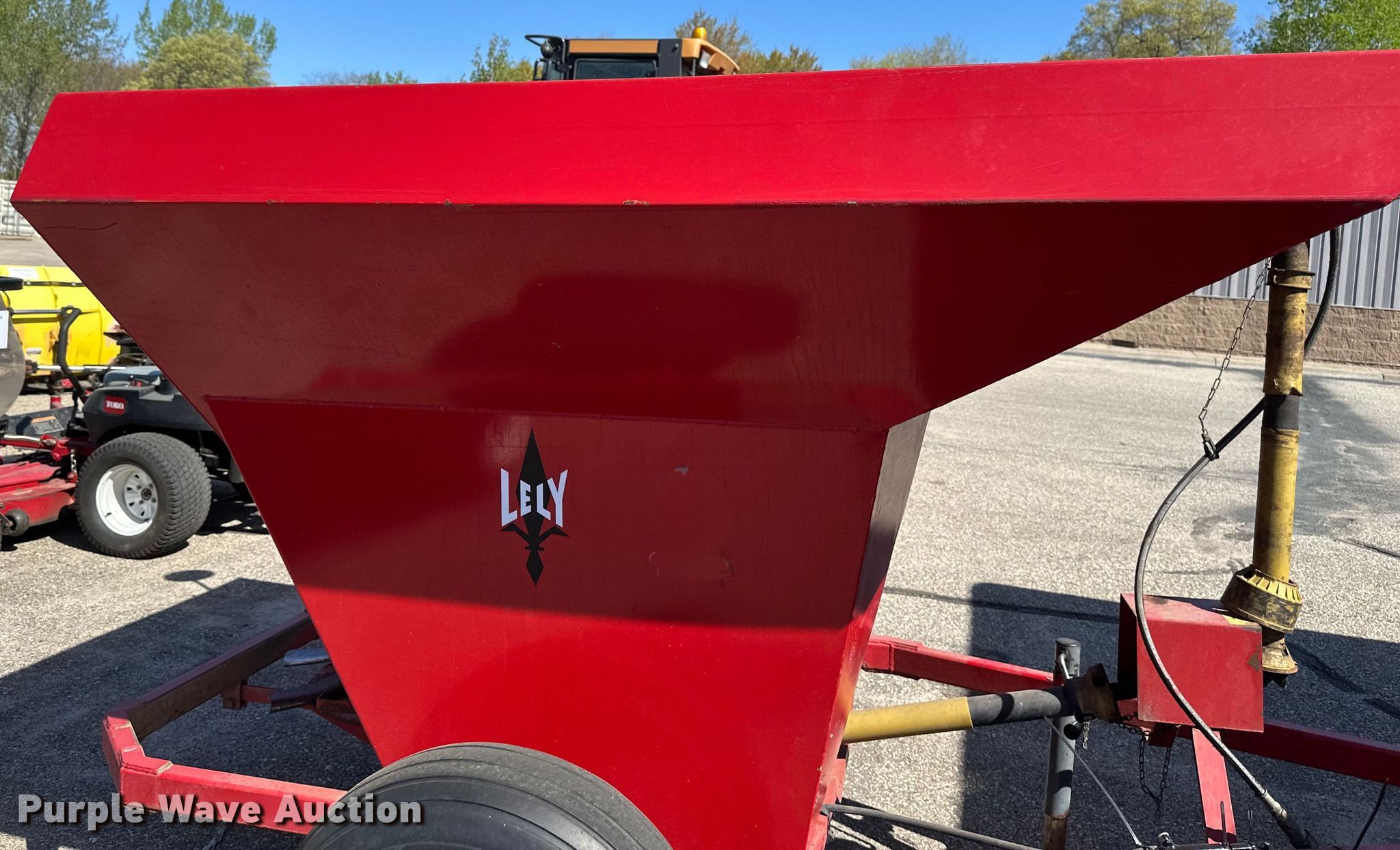 Lely L4000 spreader in Blaine, MN | Item EB2545 for sale | Purple Wave