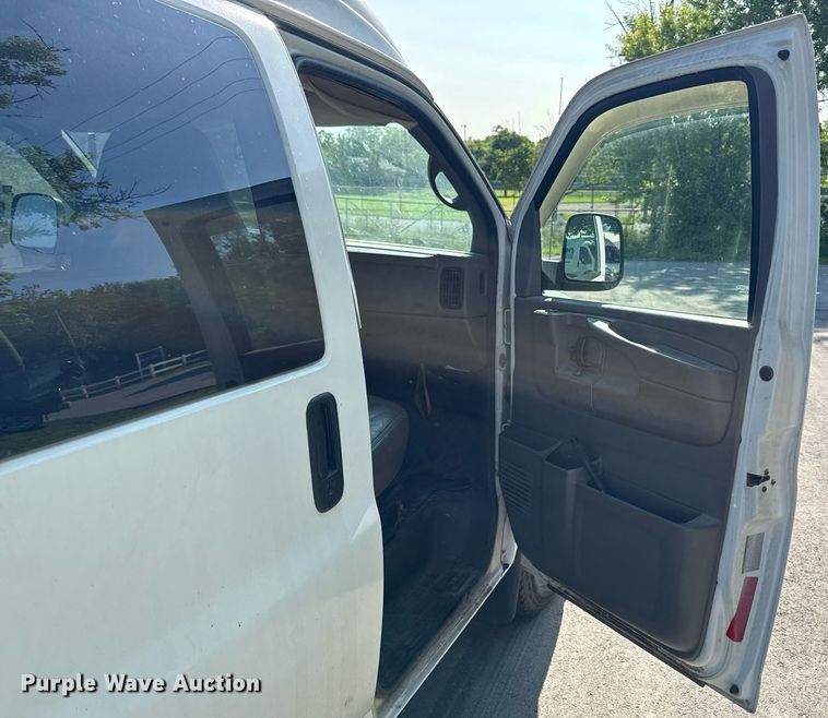 2007 Chevrolet Express 3500 delivery van in Lansing, KS | Item DS4338 ...