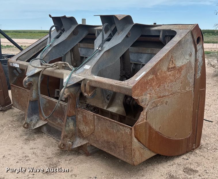 Dymax 118" W push out bucket in Eckley, CO | Item EG6536 sold | Purple Wave