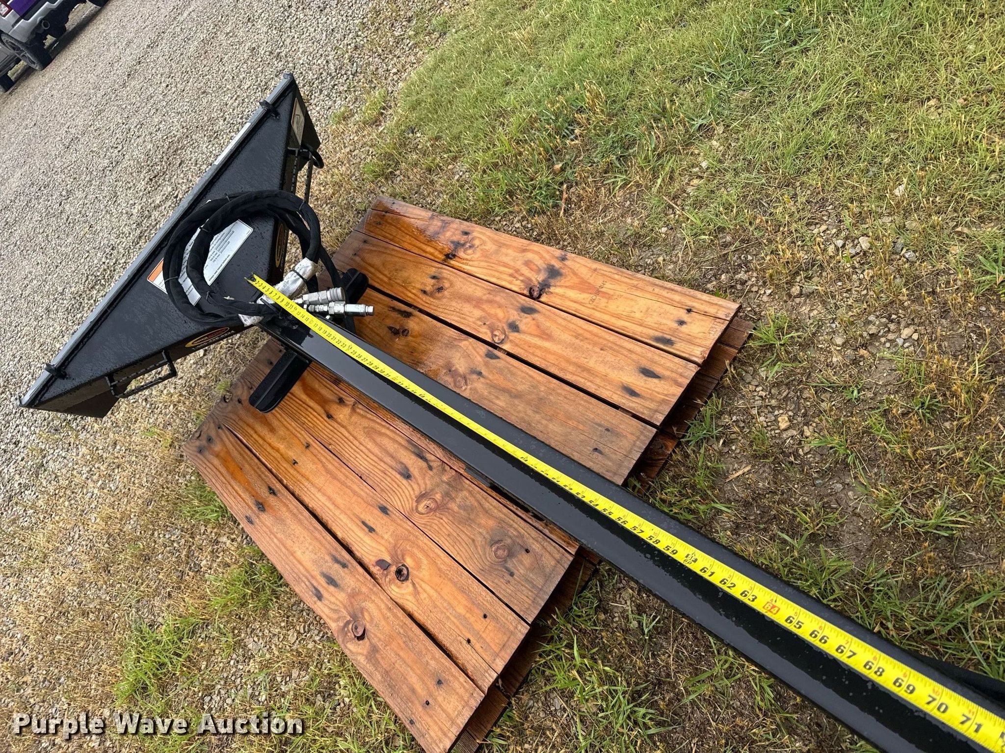 Quick Attach skid steer hydraulic boom in Abilene, KS | Item EG6549 sold | Purple Wave