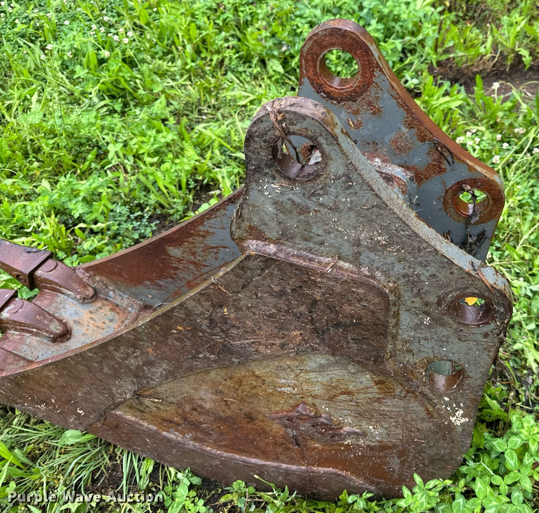 TAG backhoe bucket in Canton, MO | Item DV4205 for sale | Purple Wave