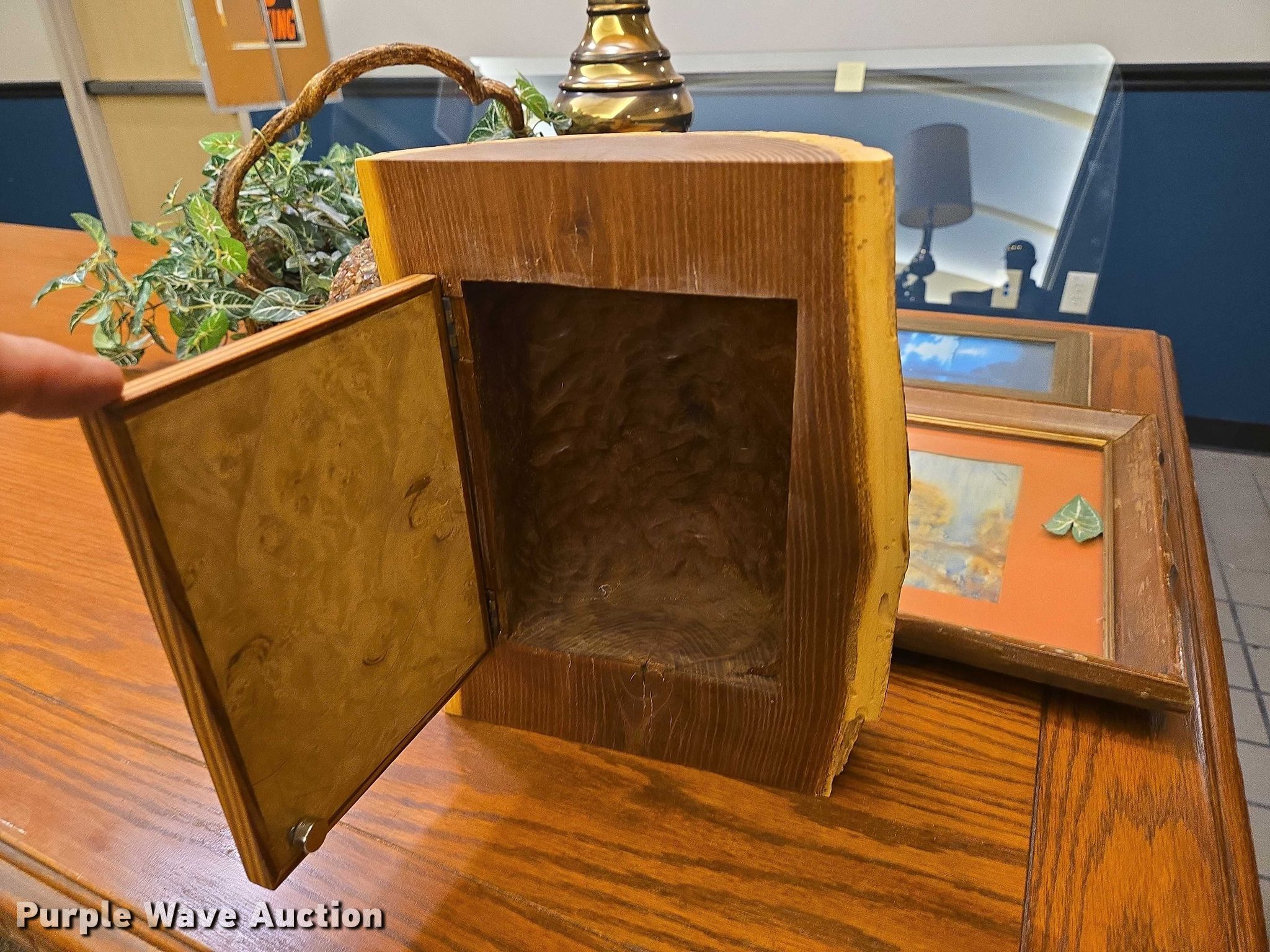 Desk in Wichita, KS | Item EN8190 sold | Purple Wave