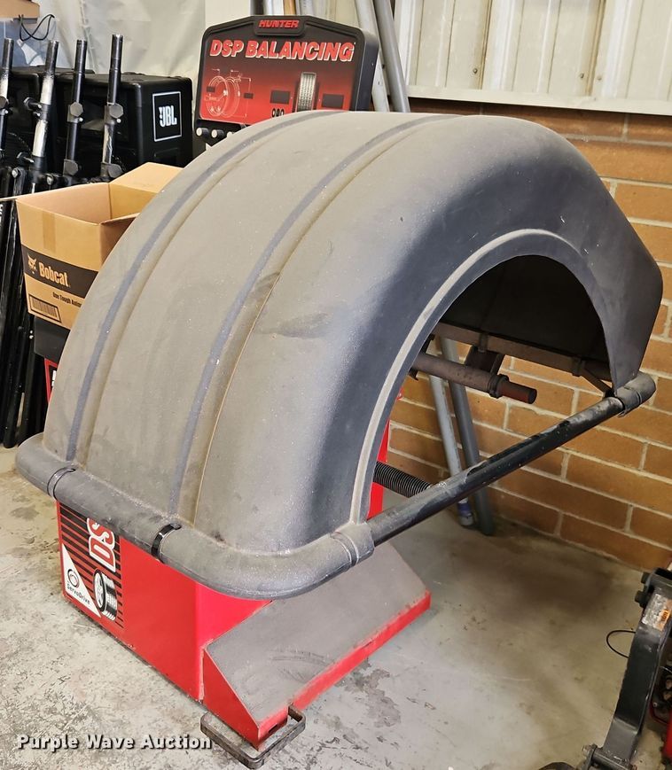 Hunter DSP9600 tire balancer in Leawood, KS | Item EB8200 sold | Purple ...