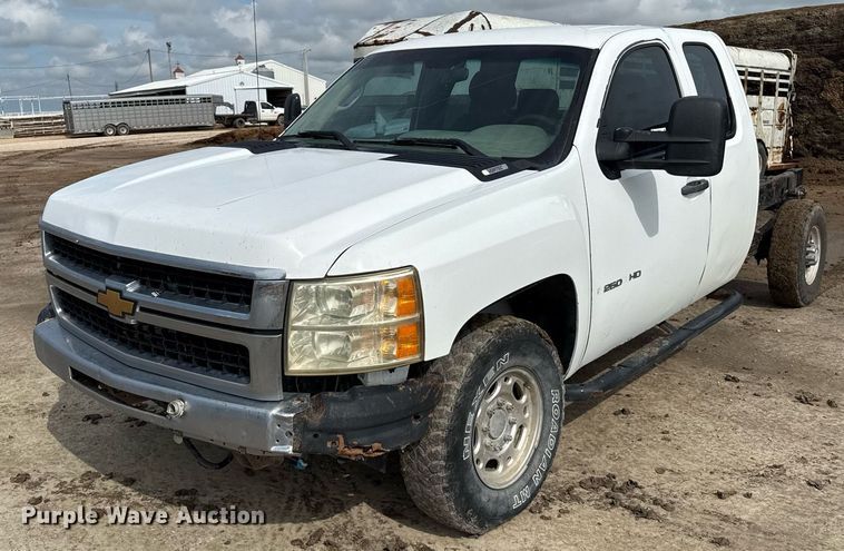 2008 Chevrolet Silverado 2500HD Ext. Cab pickup truck cab and chassis ...