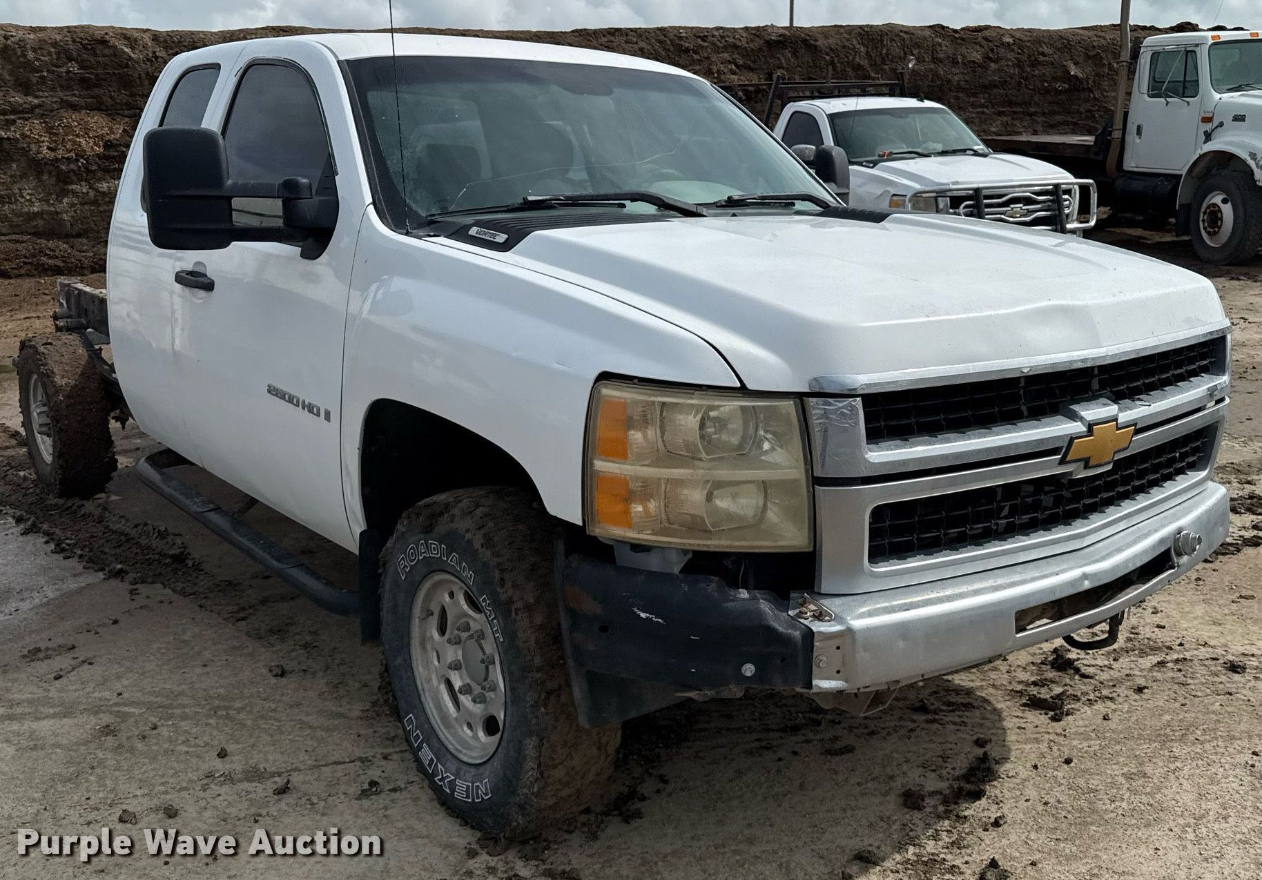 2008 Chevrolet Silverado 2500HD Ext. Cab pickup truck cab and chassis ...