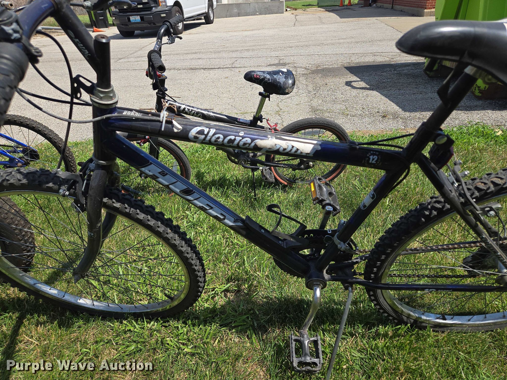 7 bicycles in North Kansas City, MO | Item EF1747 for sale | Purple Wave