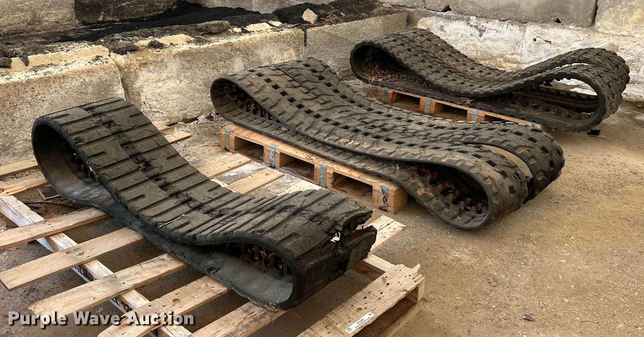 (5) 17.5" W rubber tracks in Troy, MO | Item ET3090 sold | Purple Wave