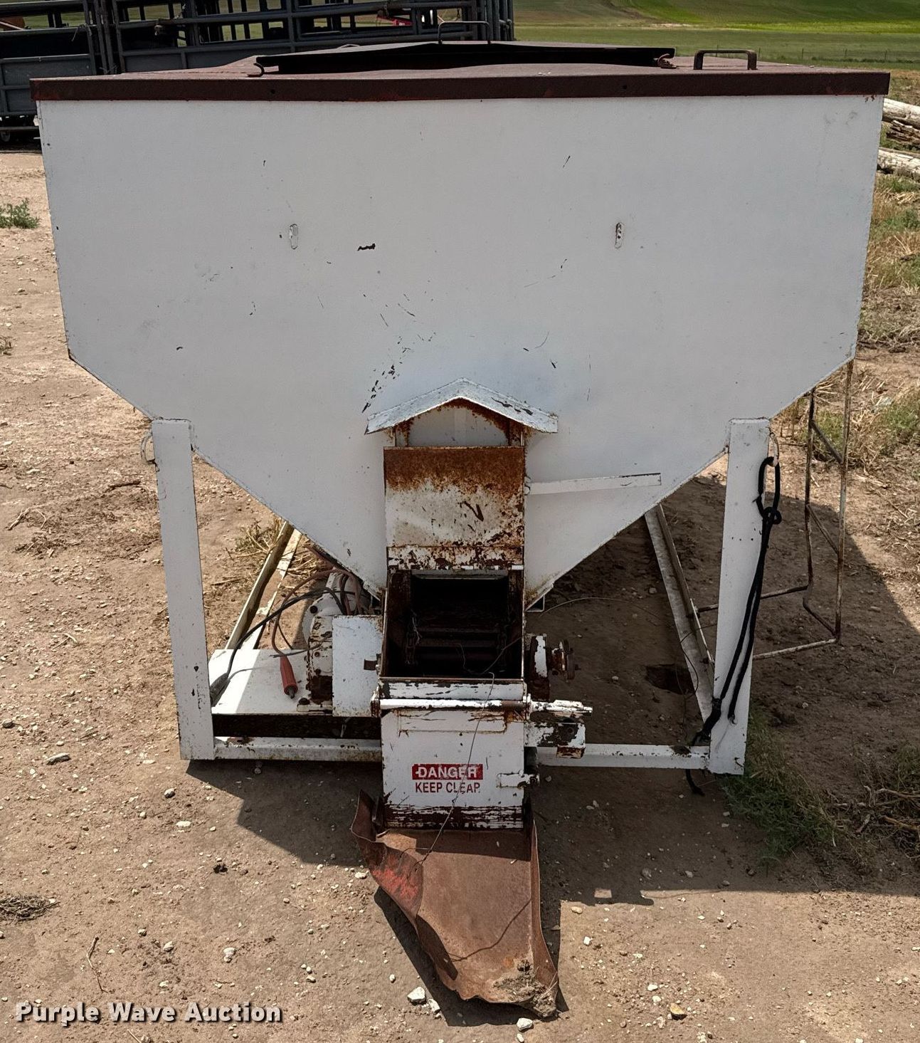 T & S Trip Hopper cake feeder in Stratford, TX | Item DK6978 for sale ...