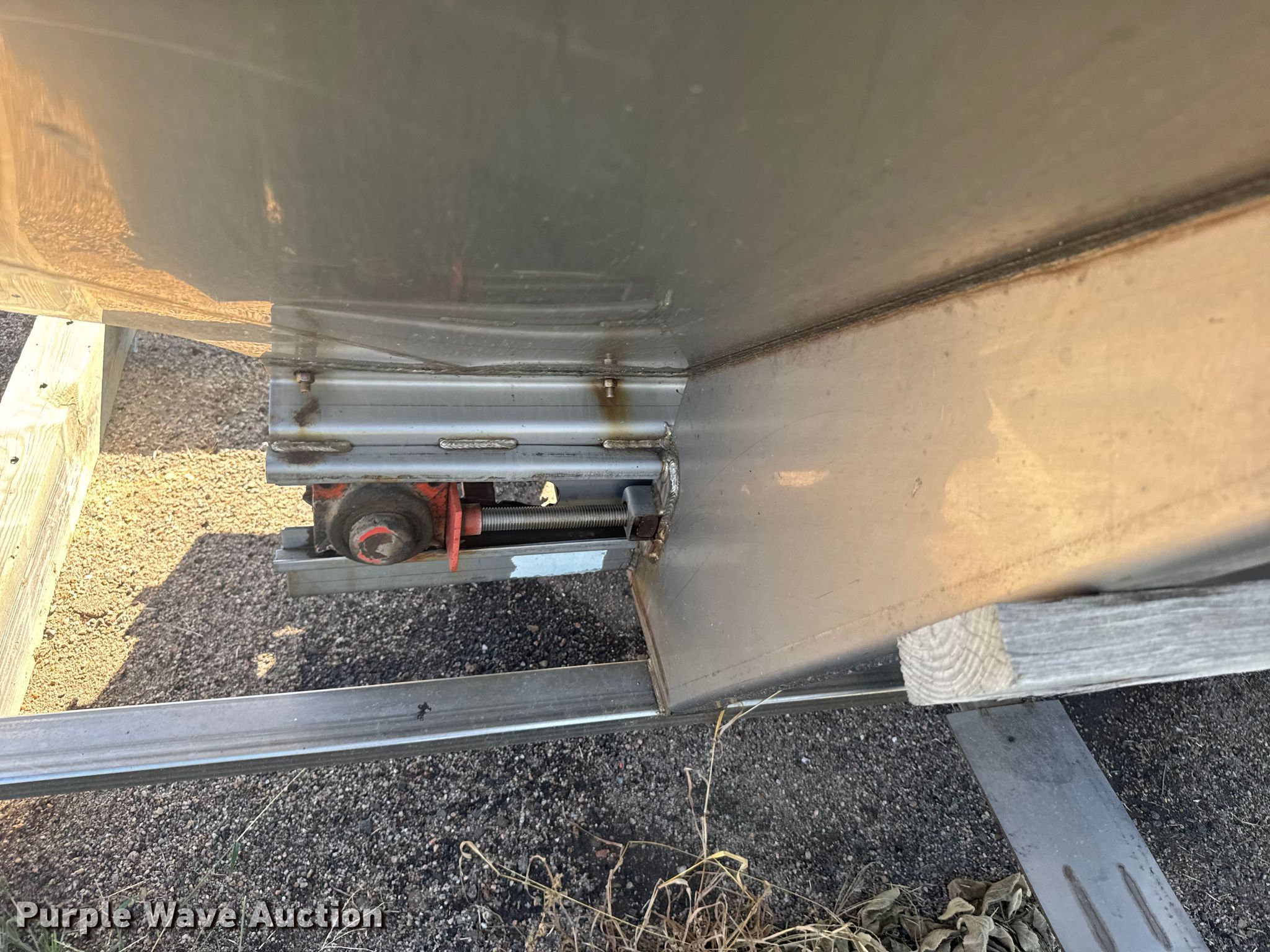 Warren spreader in Norton, KS | Item ER2432 for sale | Purple Wave