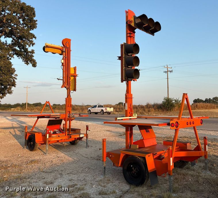 (2) traffic signal trailers in Rainbow, TX | Item EA7527 sold | Purple Wave