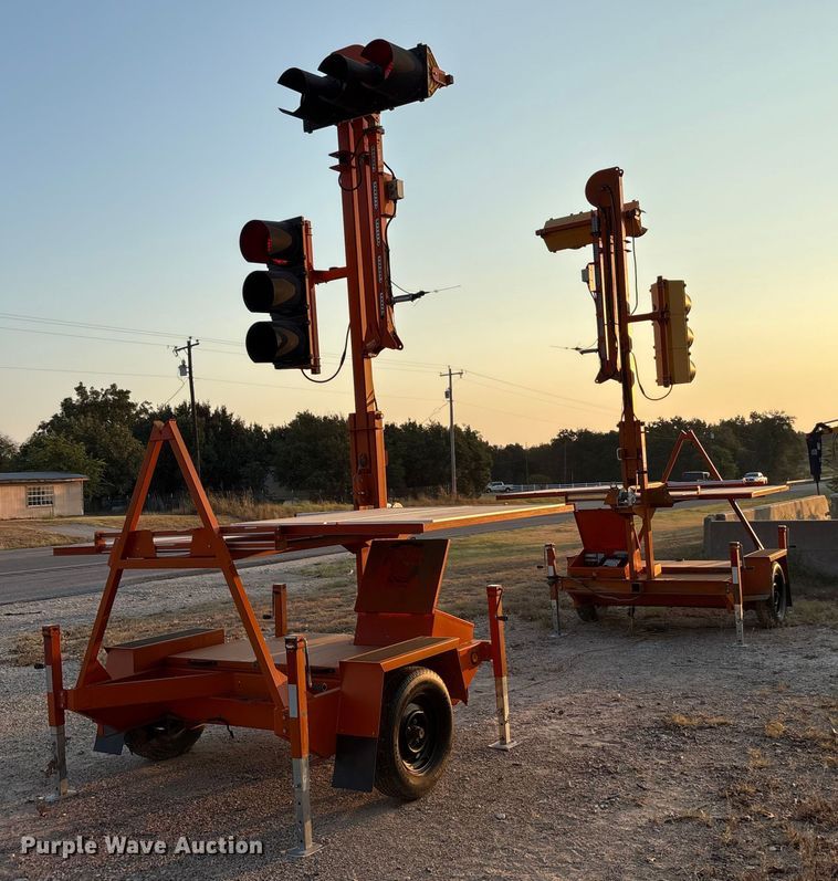 (2) traffic signal trailers in Rainbow, TX | Item EA7527 sold | Purple Wave
