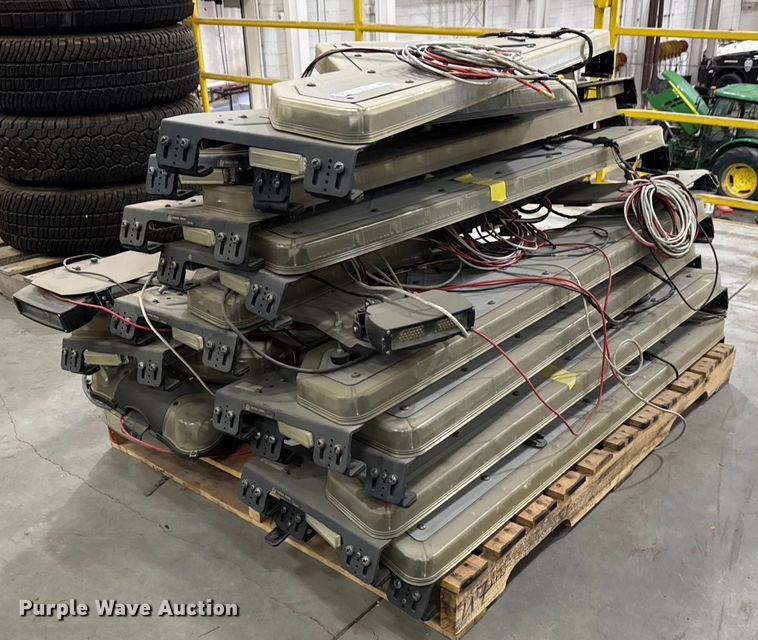 (11) Federal Signal Valor light bars in Hutchinson, KS | Item EM8232 ...