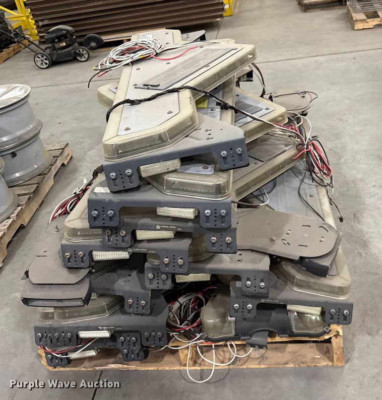 (11) Federal Signal Valor light bars in Hutchinson, KS | Item EM8232 ...