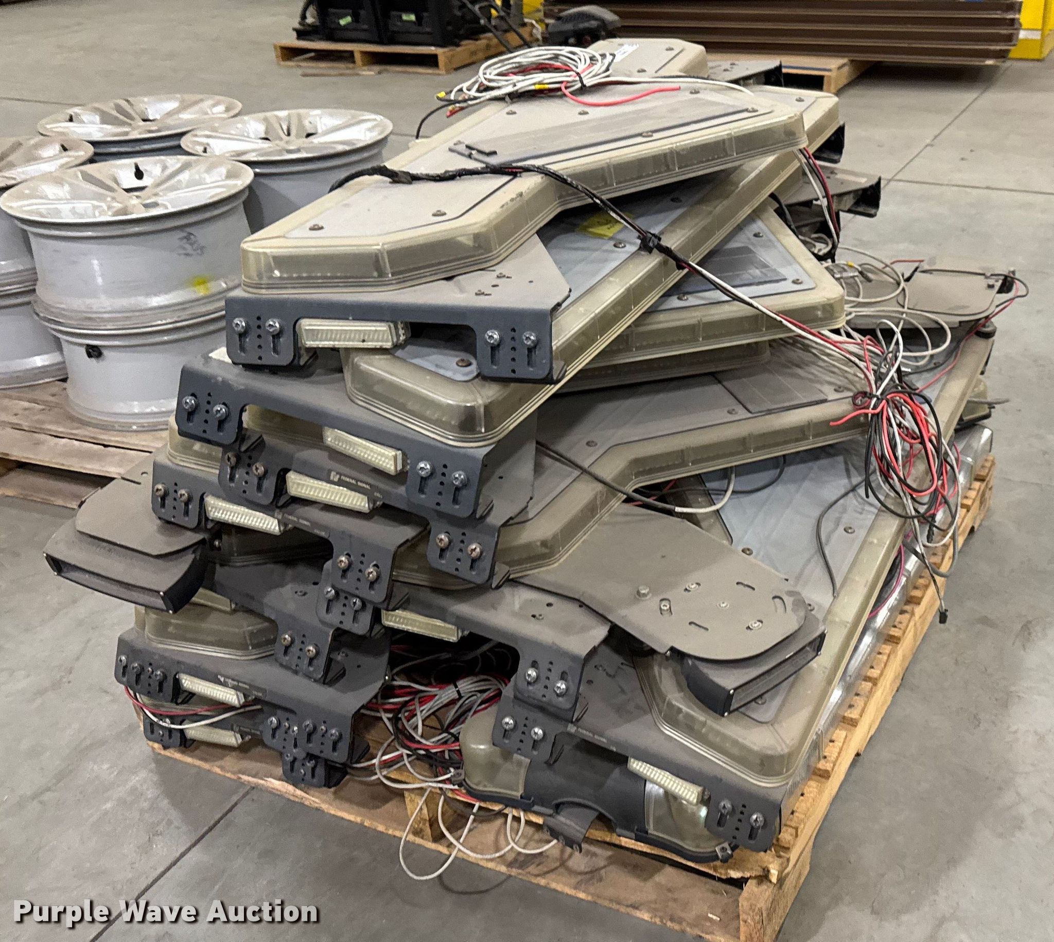 (11) Federal Signal Valor light bars in Hutchinson, KS | Item EM8232 ...