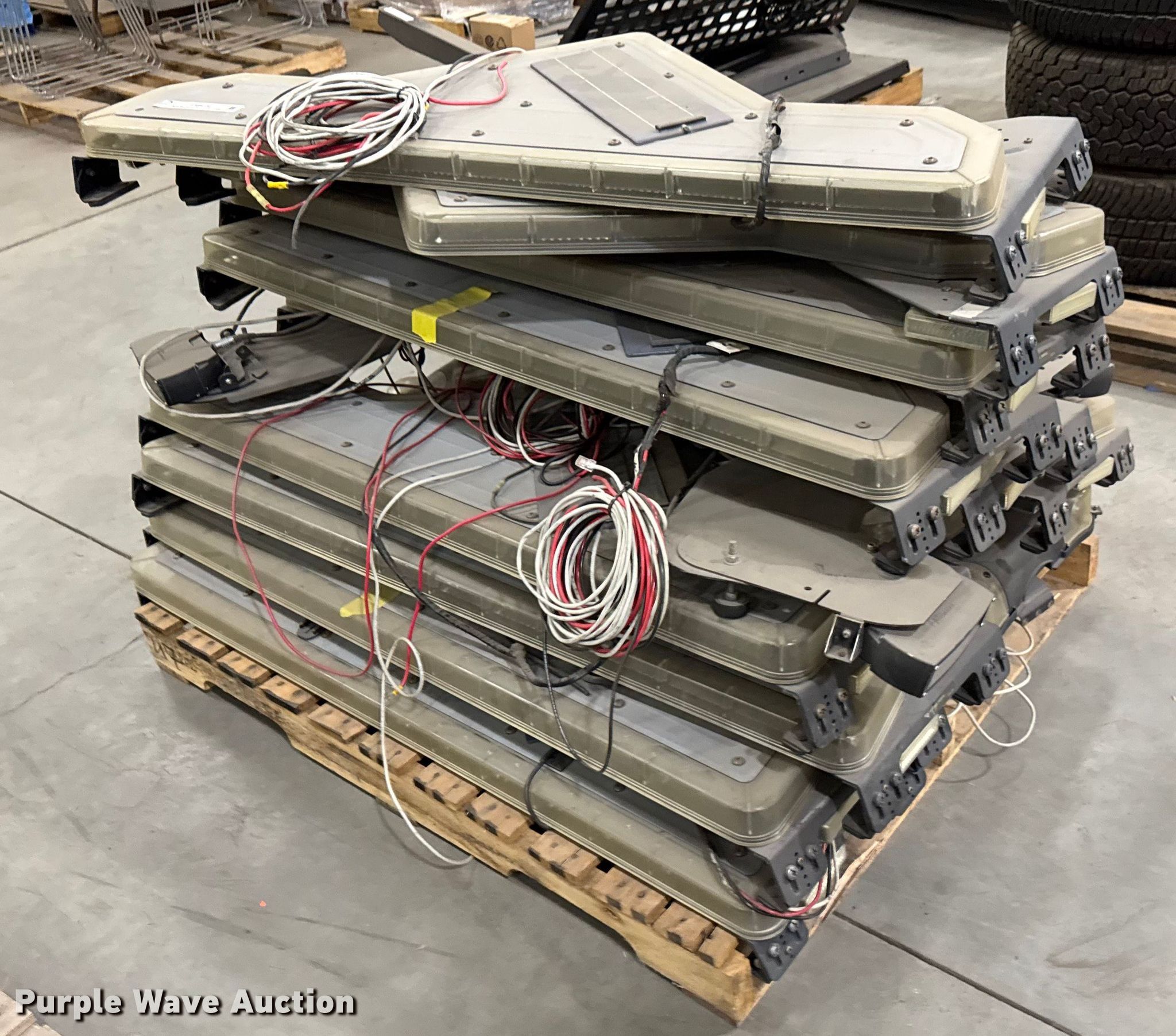 (11) Federal Signal Valor light bars in Hutchinson, KS | Item EM8232 ...