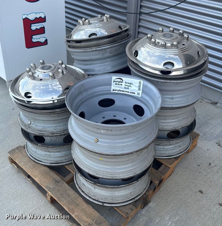(11) truck wheels and hubcaps in Shawnee, KS | Item DU3525 sold ...