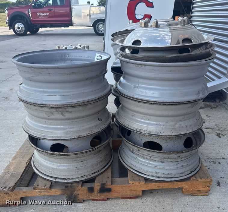 (11) truck wheels and hubcaps in Shawnee, KS | Item DU3525 sold ...