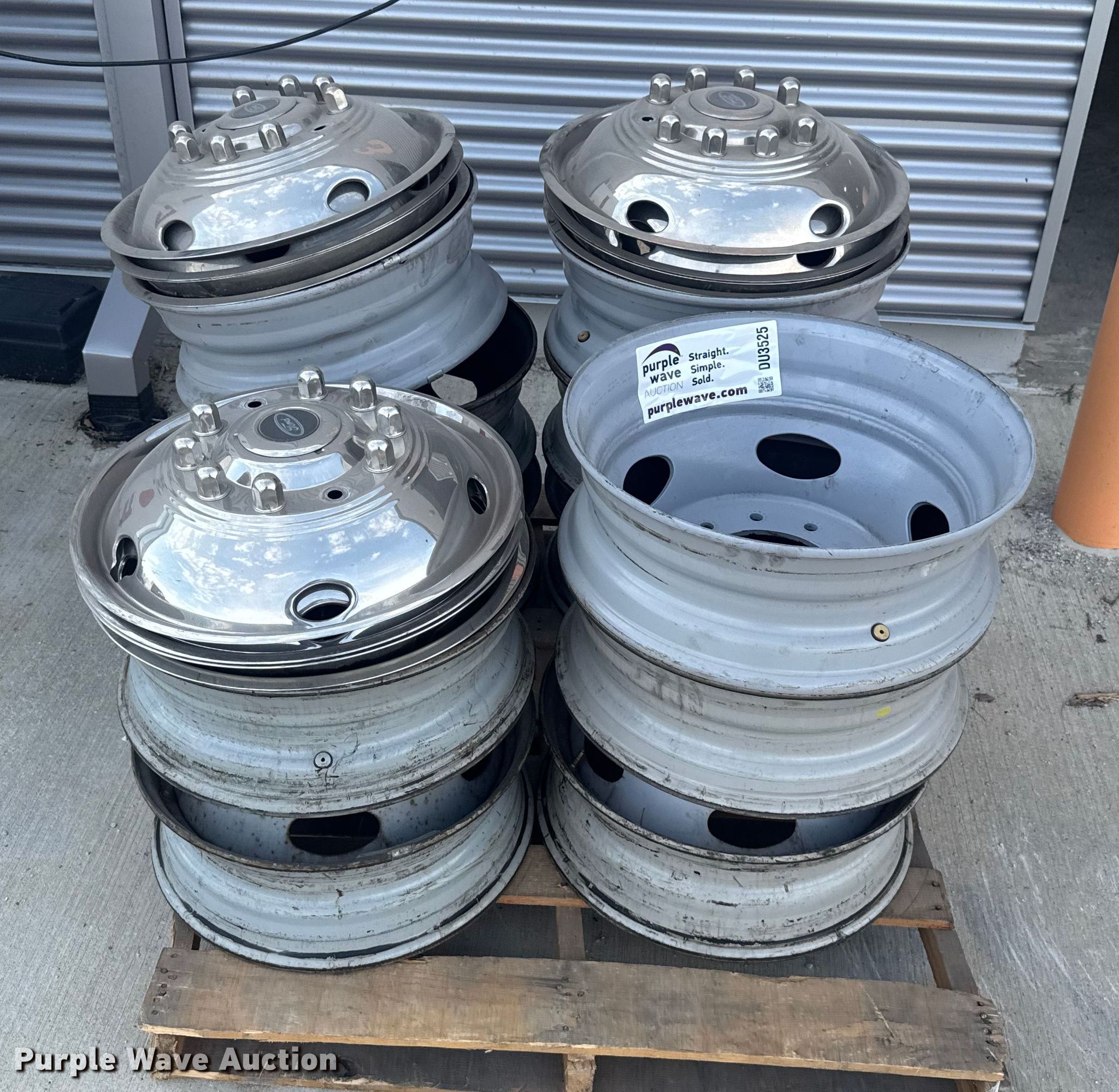 (11) truck wheels and hubcaps in Shawnee, KS | Item DU3525 sold ...
