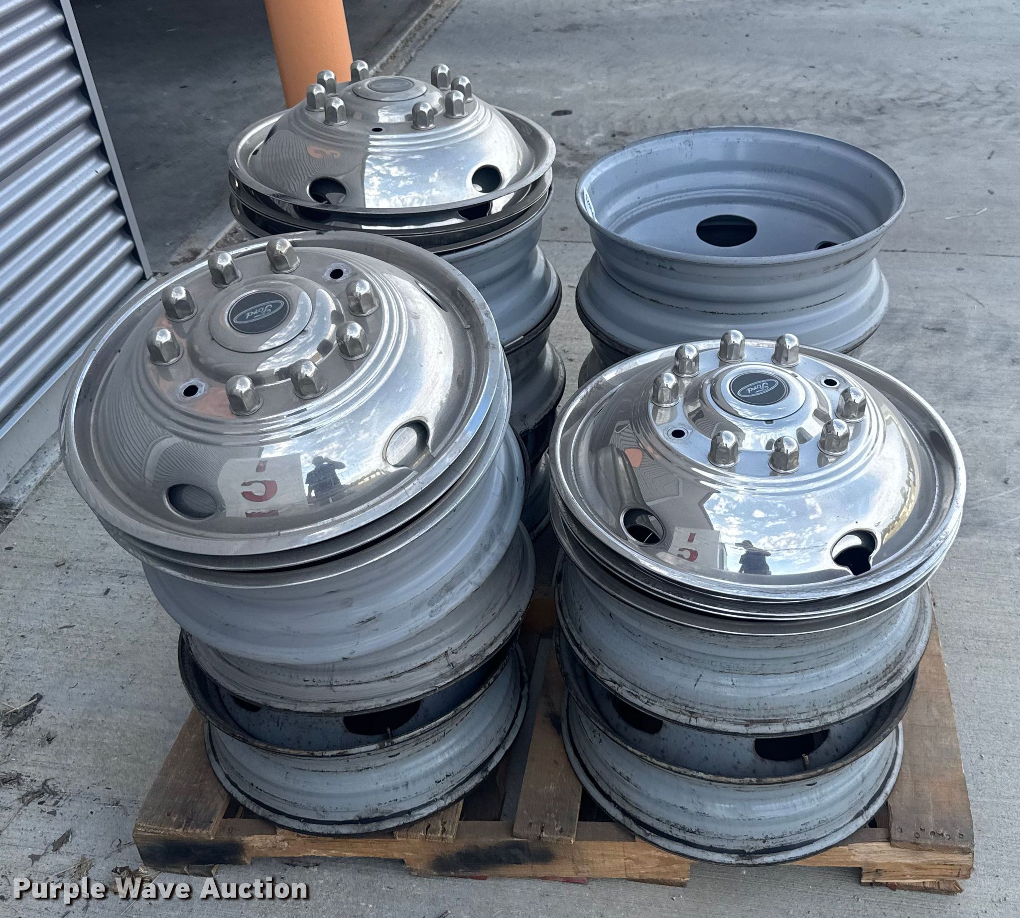 (11) truck wheels and hubcaps in Shawnee, KS | Item DU3525 sold ...