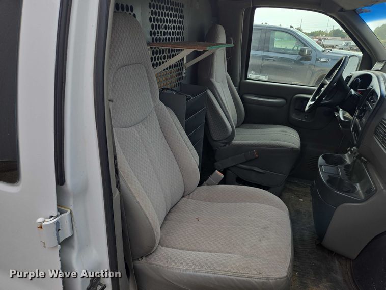 2000 Chevrolet Express 2500 van in Watertown, SD | Item DY1300 for sale ...