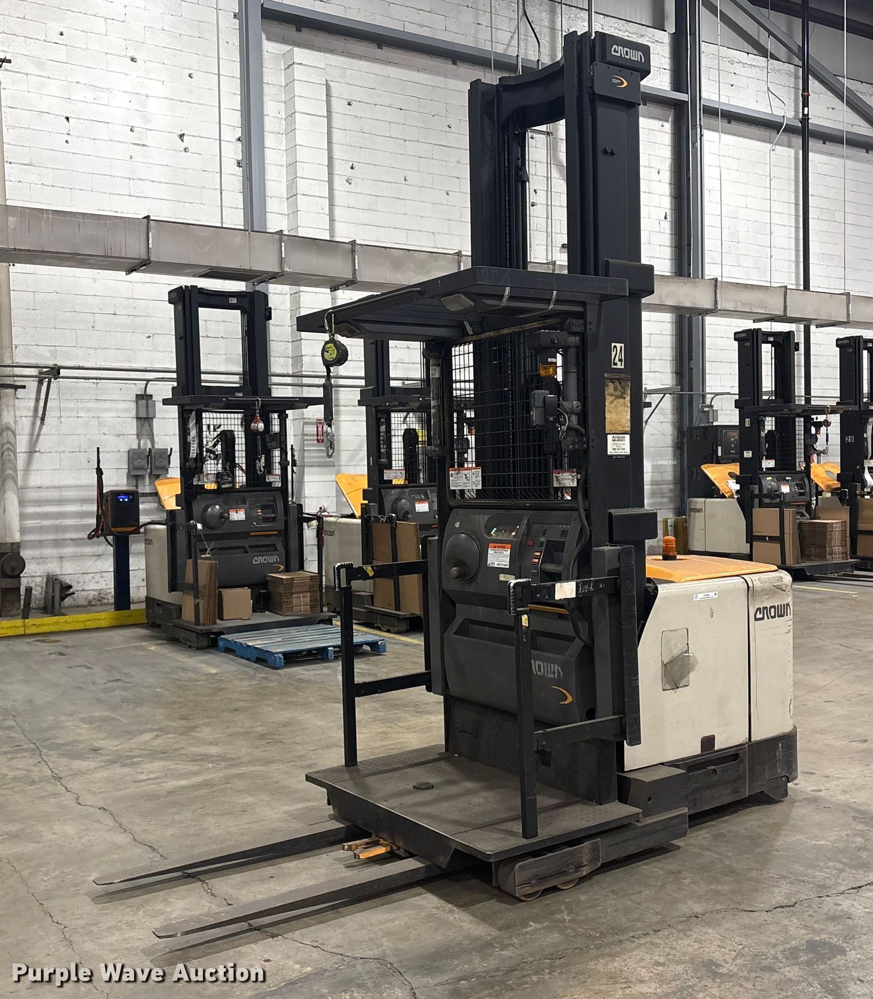 2015 Crown SP4050-30 order picker in Secaucus, NJ | Item ET8589 for ...