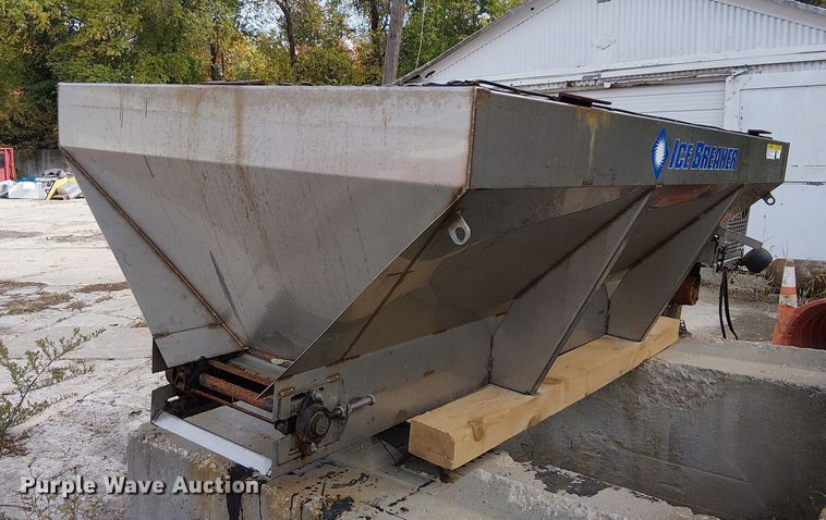 Western spreader in Lexington, MO | Item FK0515 for sale | Purple Wave