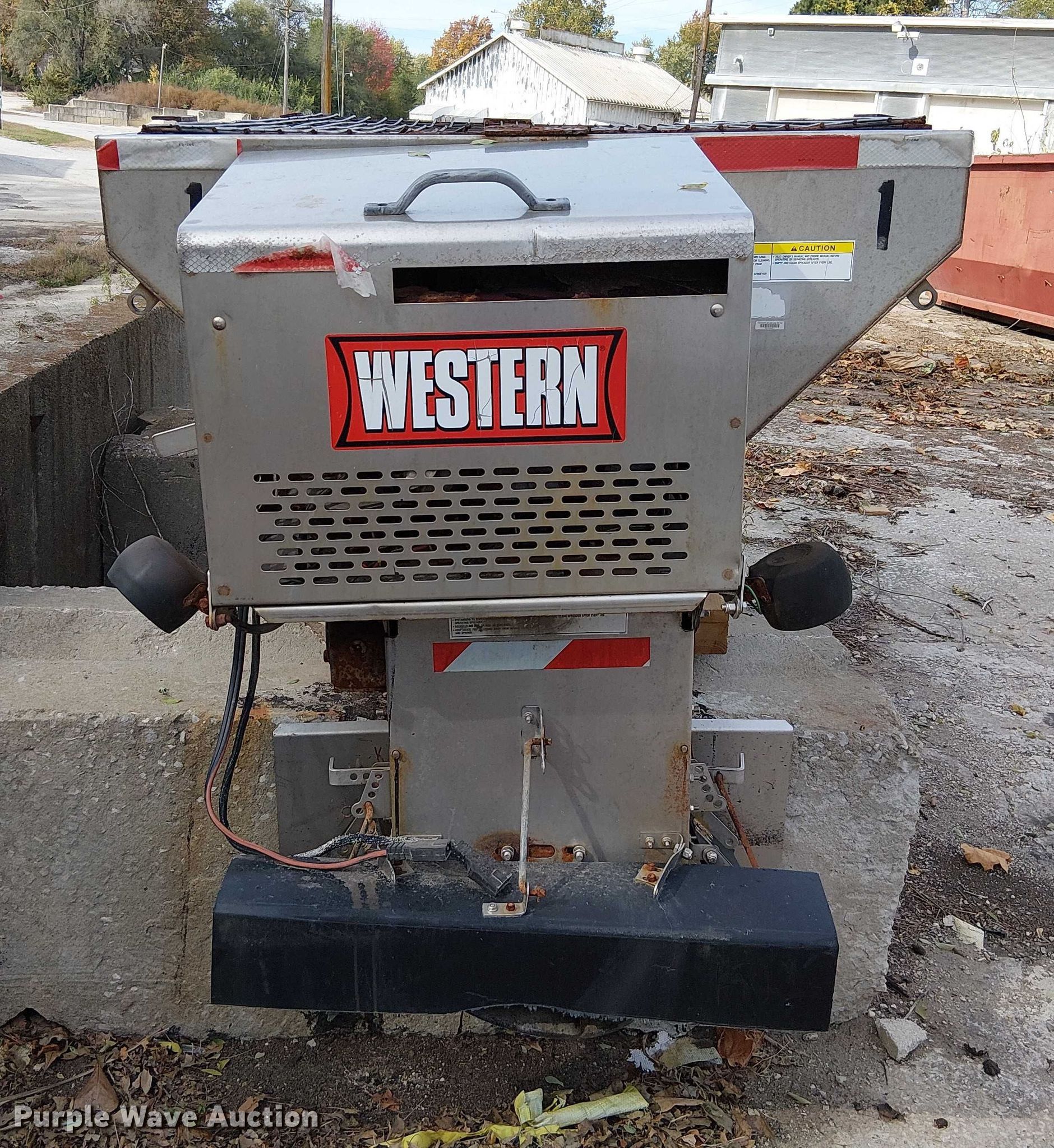 Western spreader in Lexington, MO | Item FK0515 for sale | Purple Wave