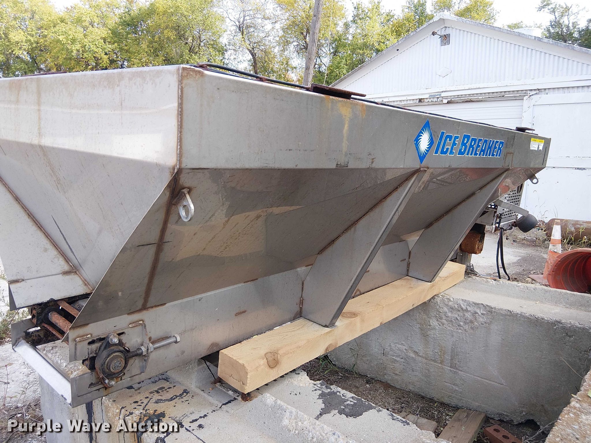 Western spreader in Lexington, MO | Item FK0515 for sale | Purple Wave