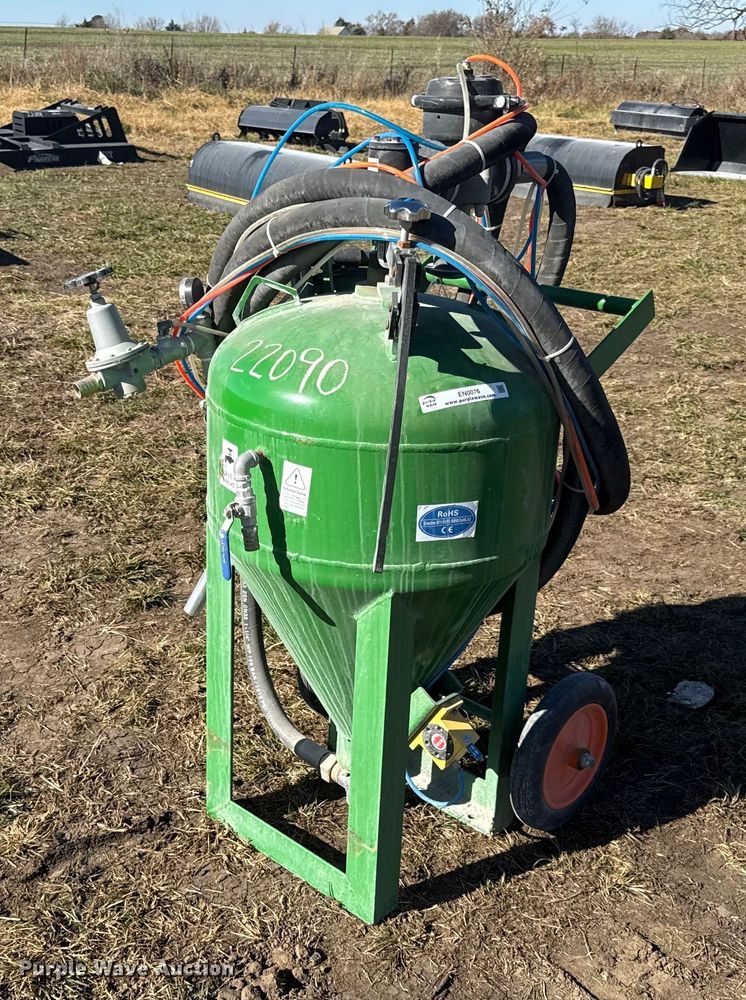 Dustless blasting pot in Yates Center, KS | Item EN0076 for sale ...