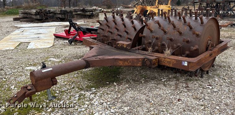 Sheepsfoot roller compactor in Dexter, MO | Item EV3433 sold | Purple Wave