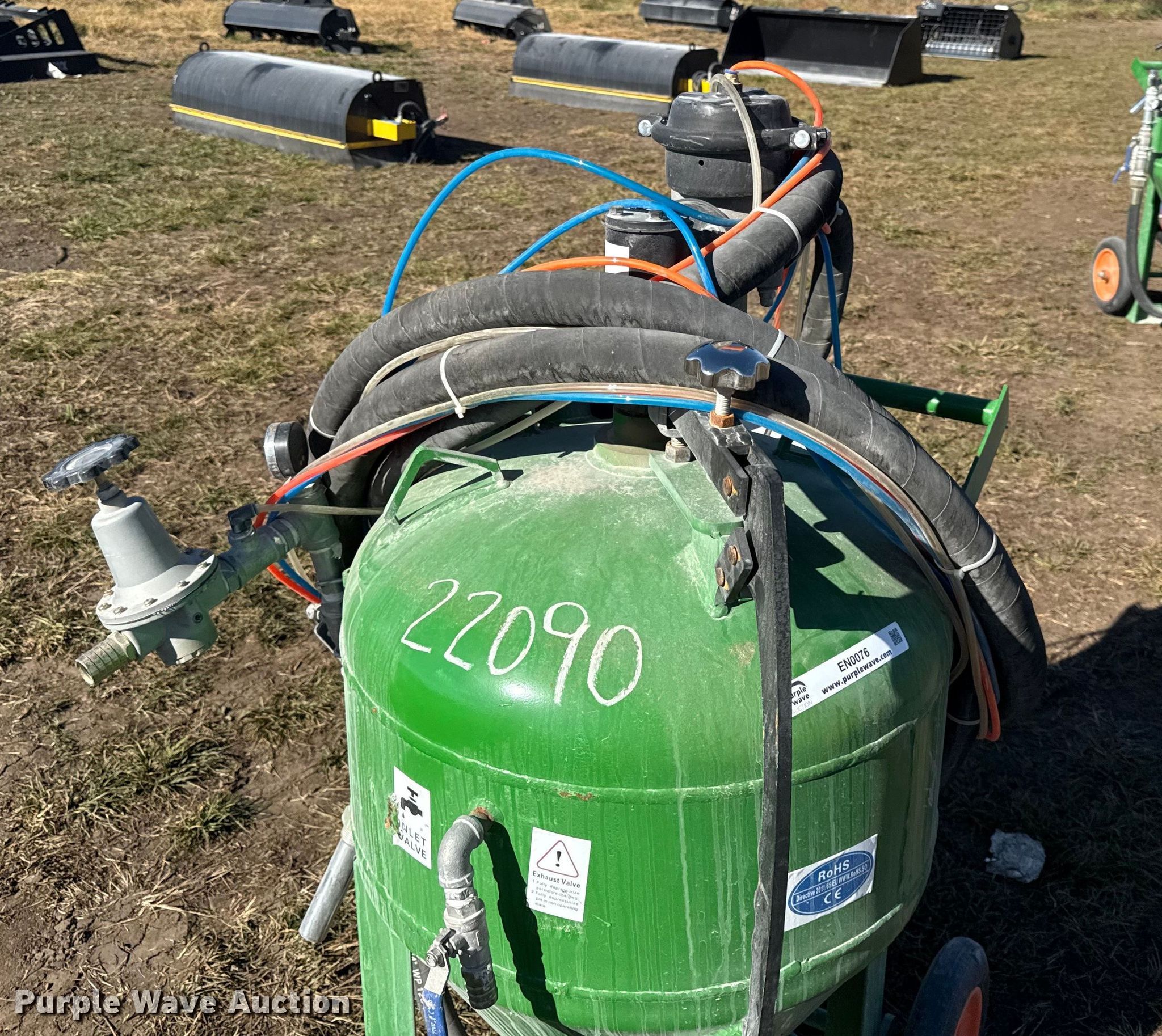 Dustless blasting pot in Yates Center, KS | Item EN0076 for sale ...